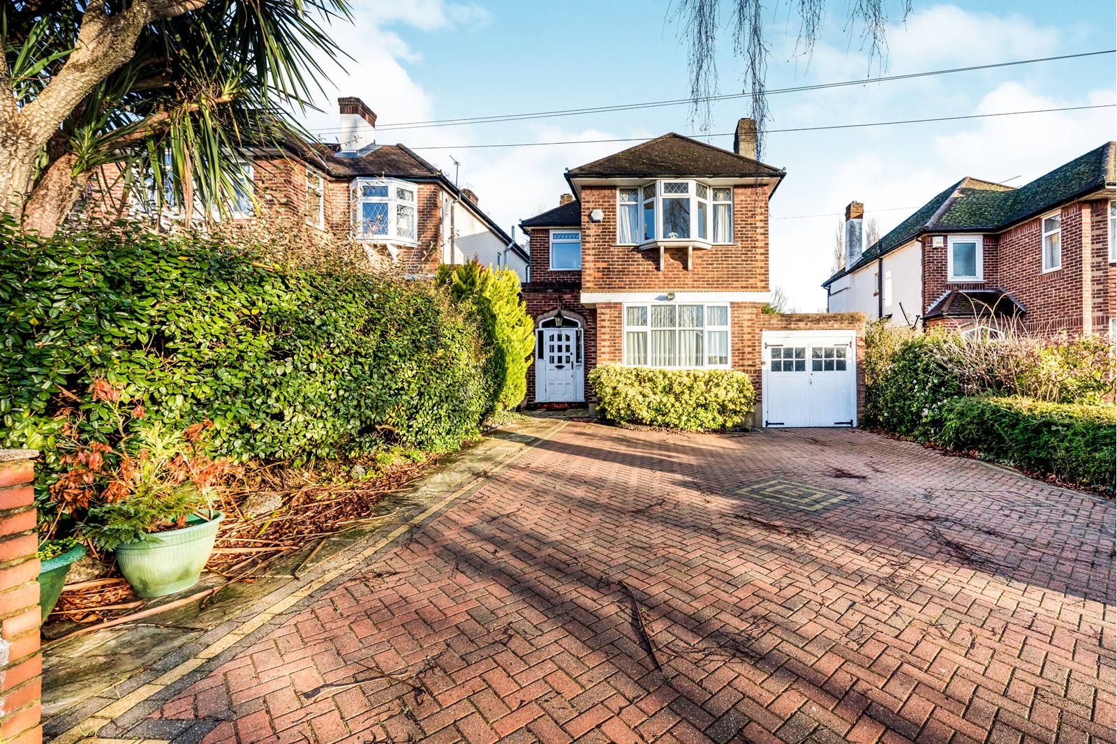 3 bedroom detached house for sale in Greenway, London, N20 8EJ