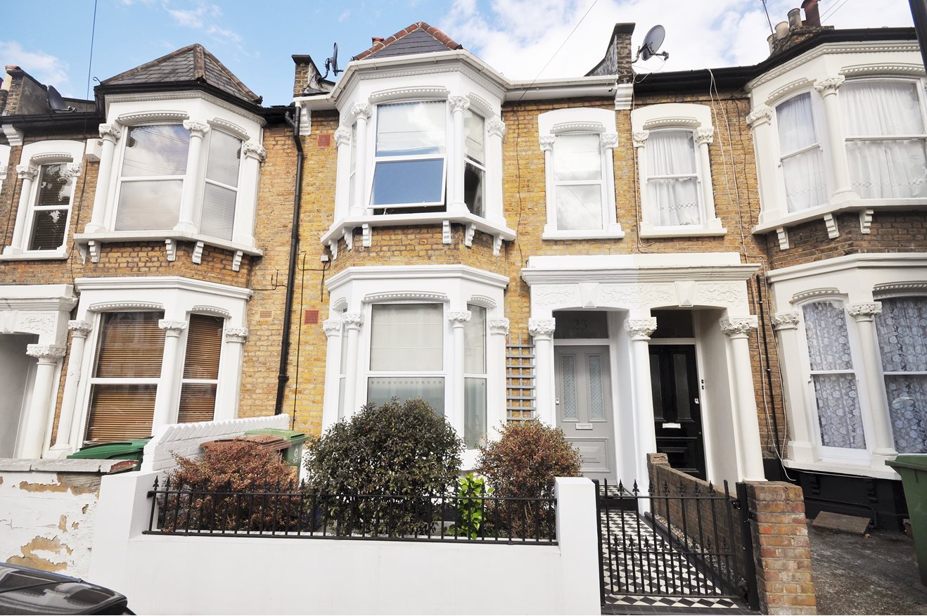 3 bedroom flat for sale in Keston Road, London, SE15 4JA