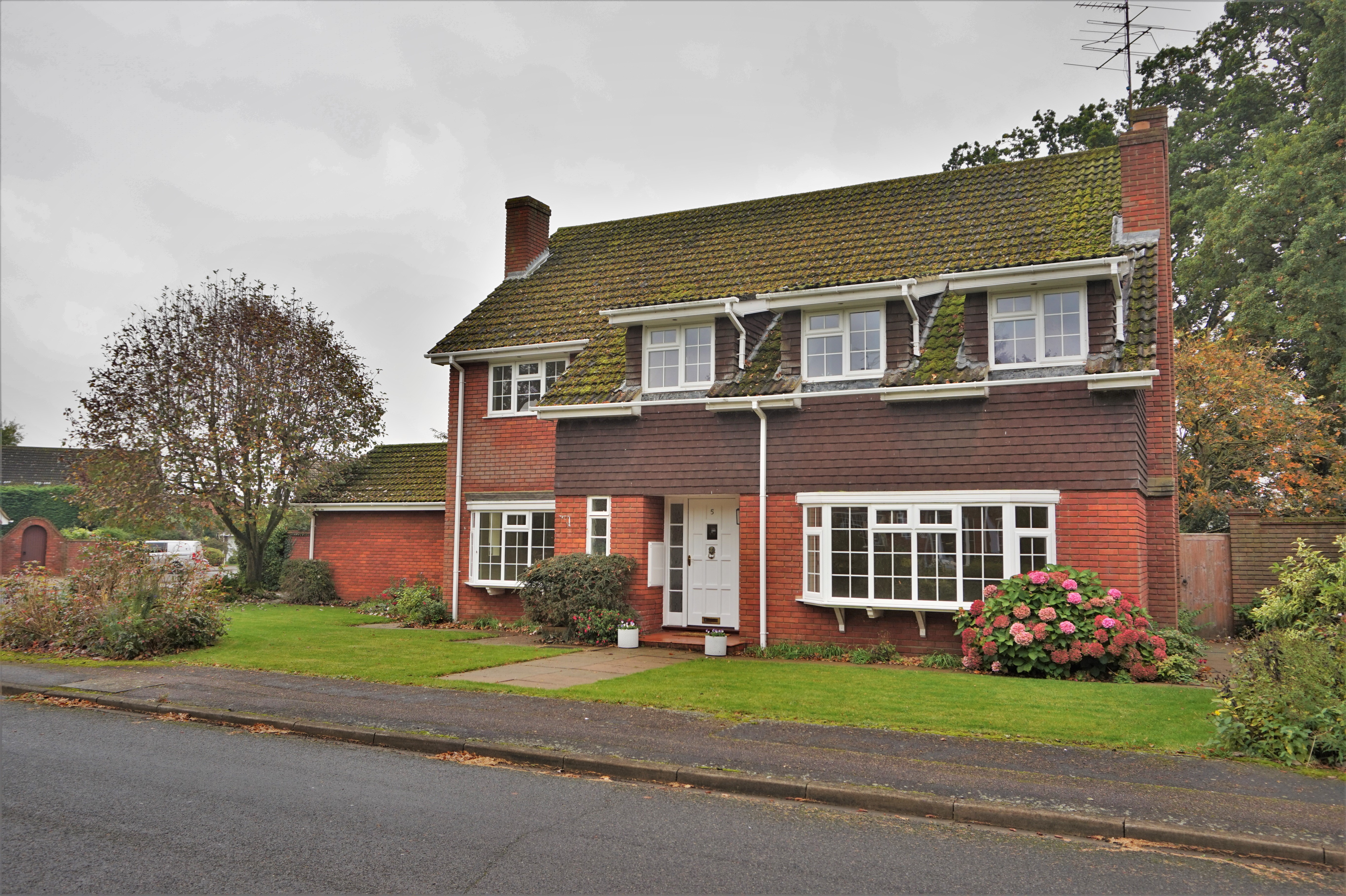 5 bedroom detached house for sale in Manor Park Drive, Westoning, MK45 5LS