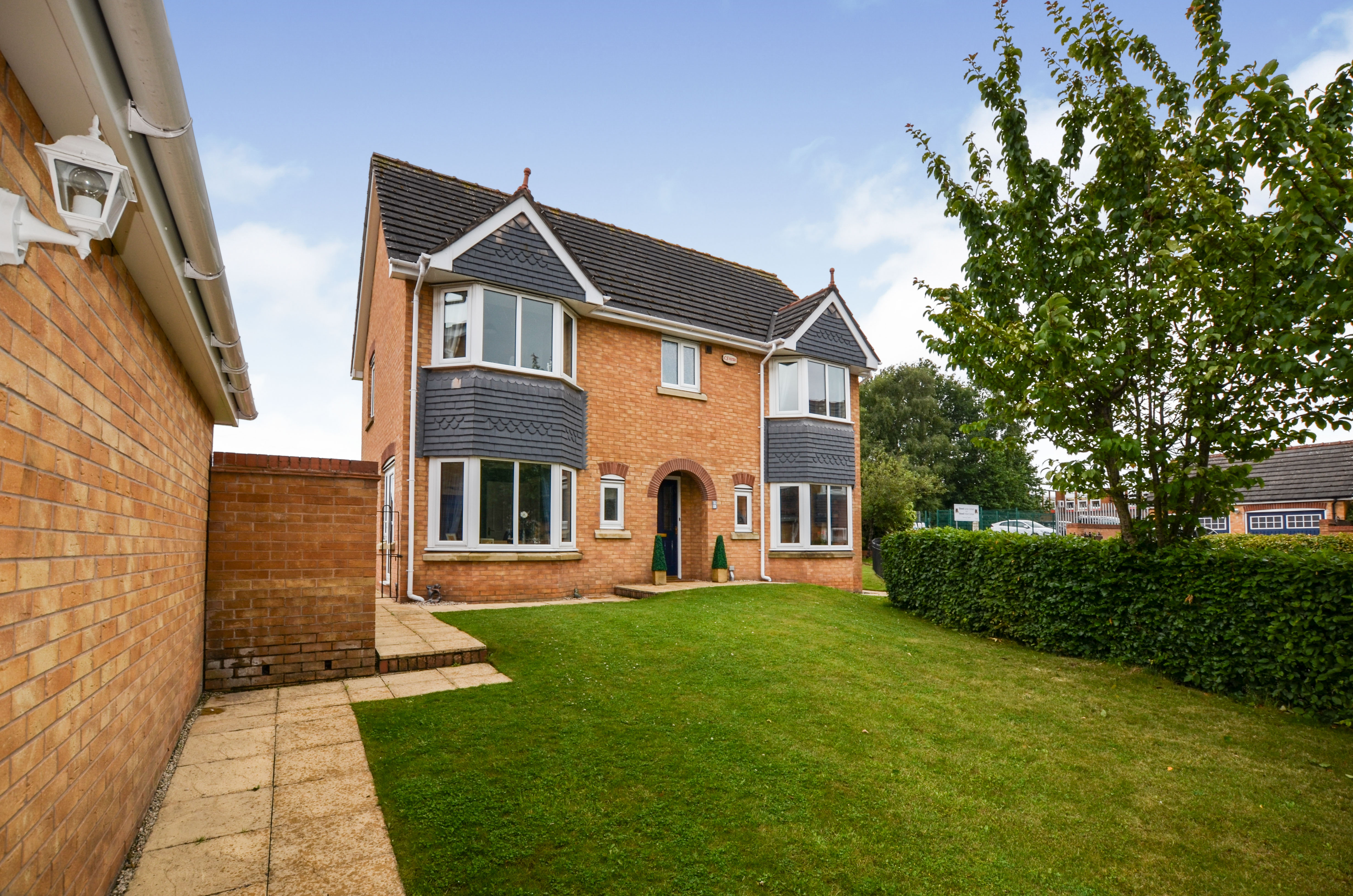 4 bedroom detached house for sale in Acres View, Rotherham, S60 3JY