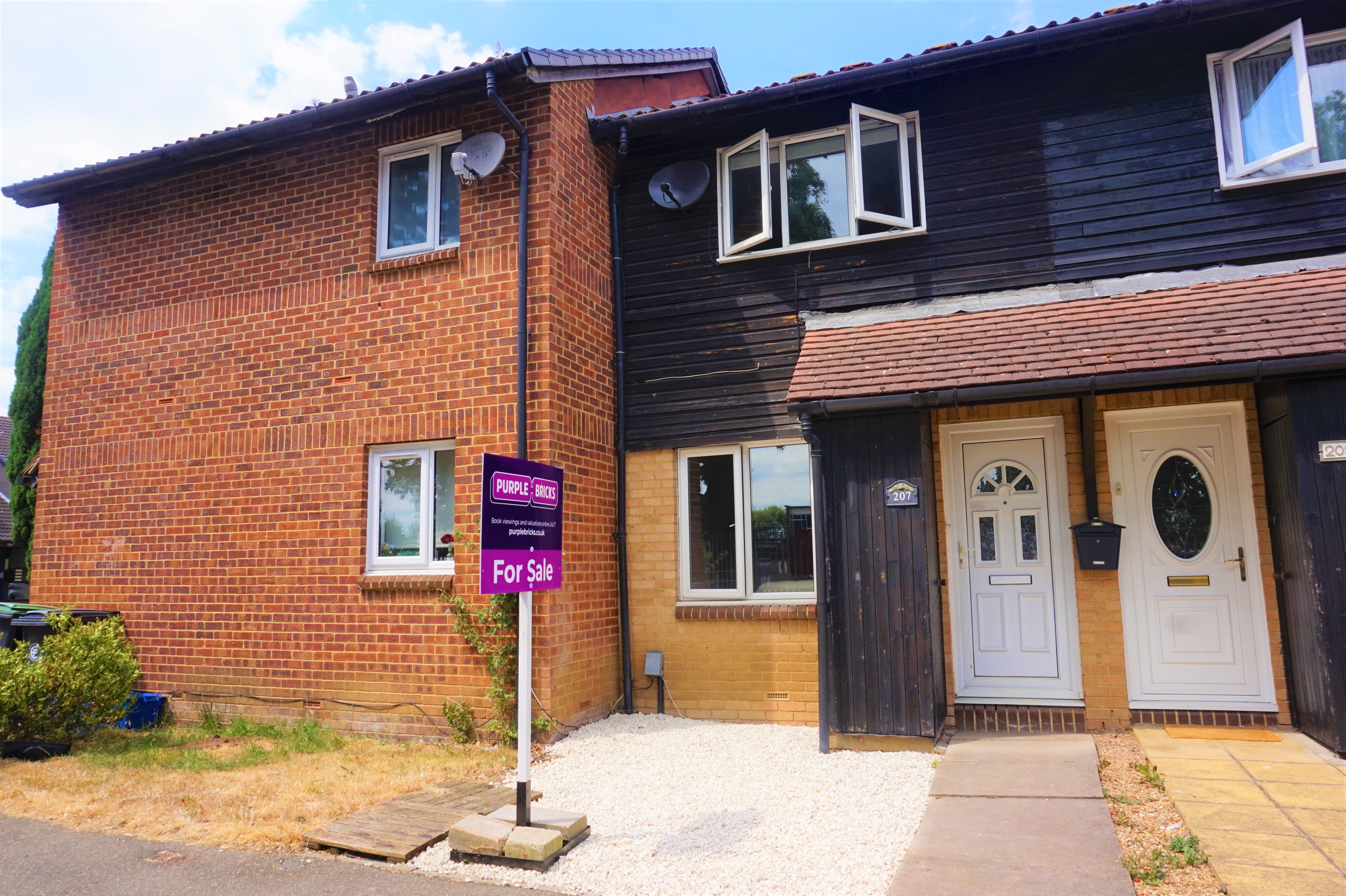 2 bedroom terraced house for sale in Colebrook Lane, Loughton, IG10 2HG