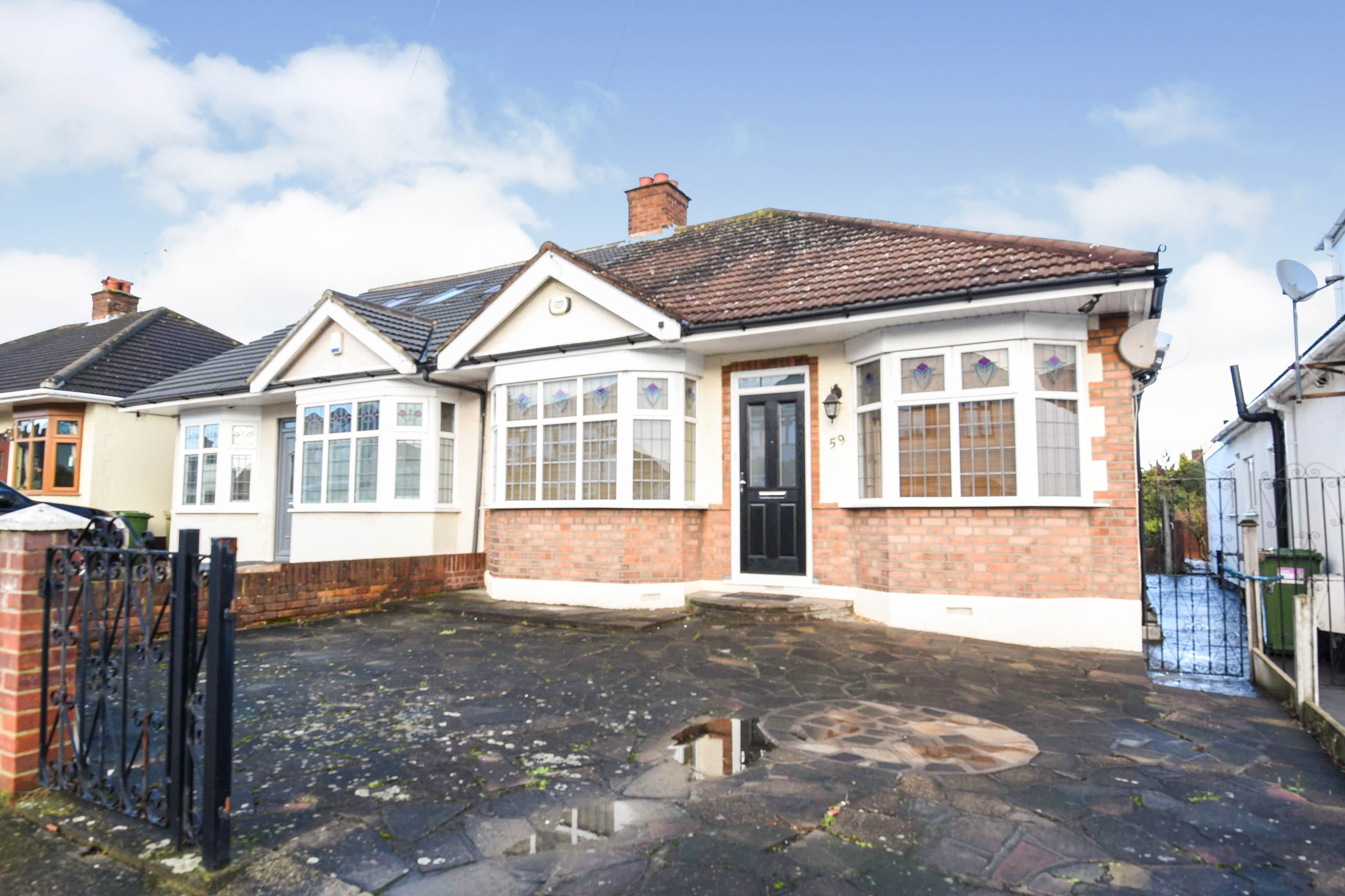 2 bedroom bungalow for sale in Newbury Gardens, Upminster, RM14 2PJ