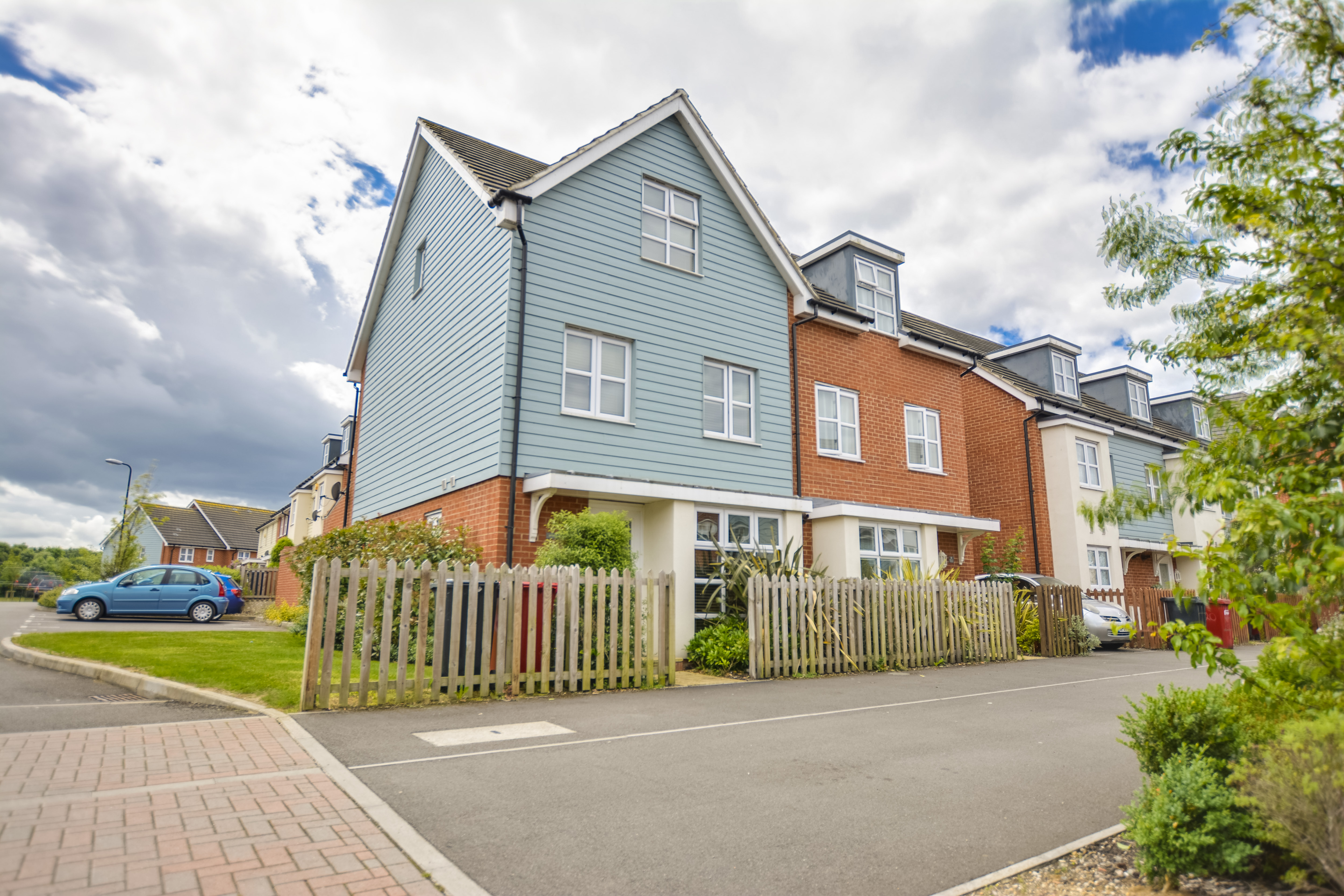 4 bedroom semi-detached house for sale in Bantry Road, Slough, SL1 5FD