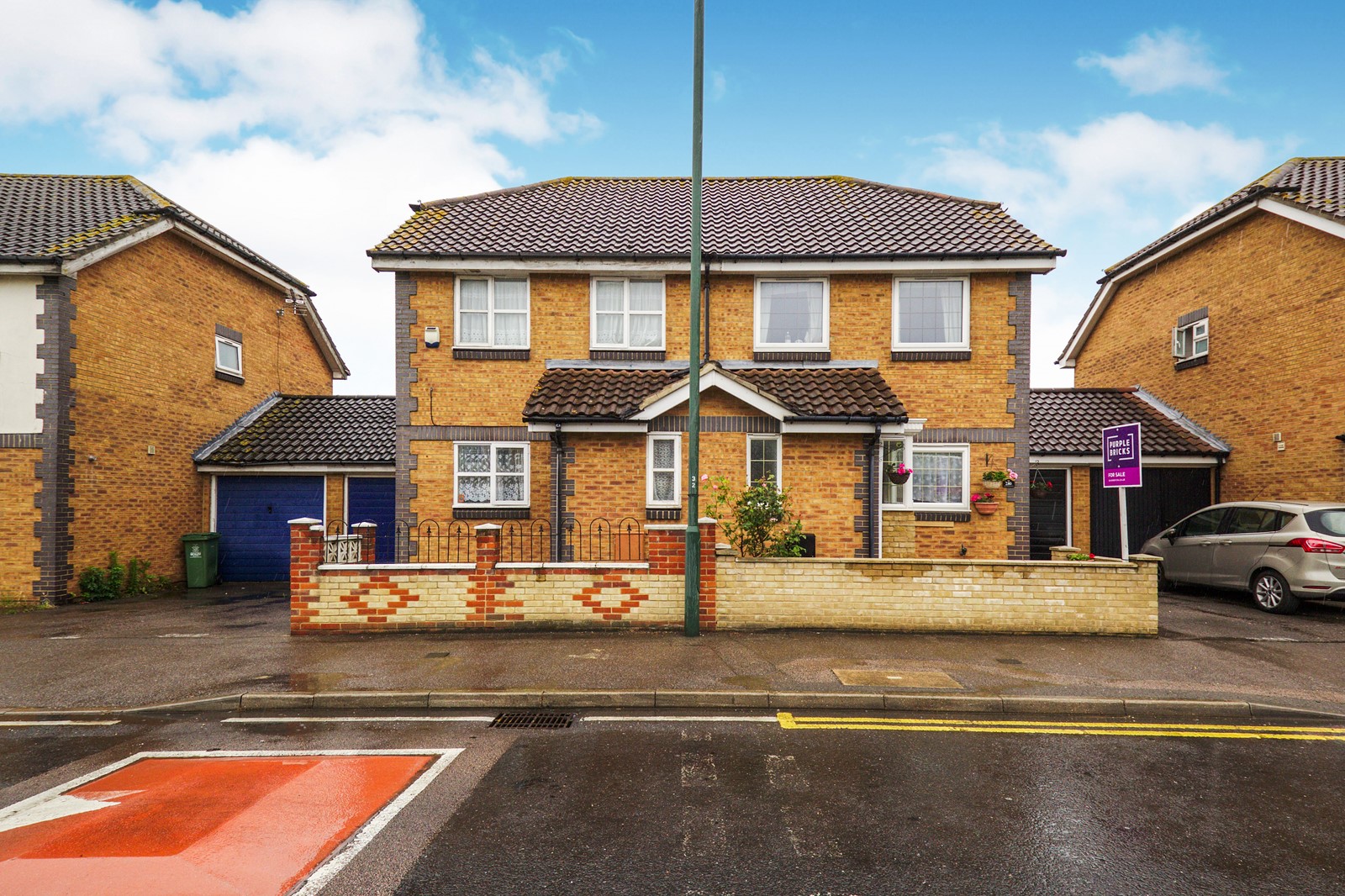 3 bedroom semi-detached house for sale in Slade Green Road, Erith, DA8 2HB