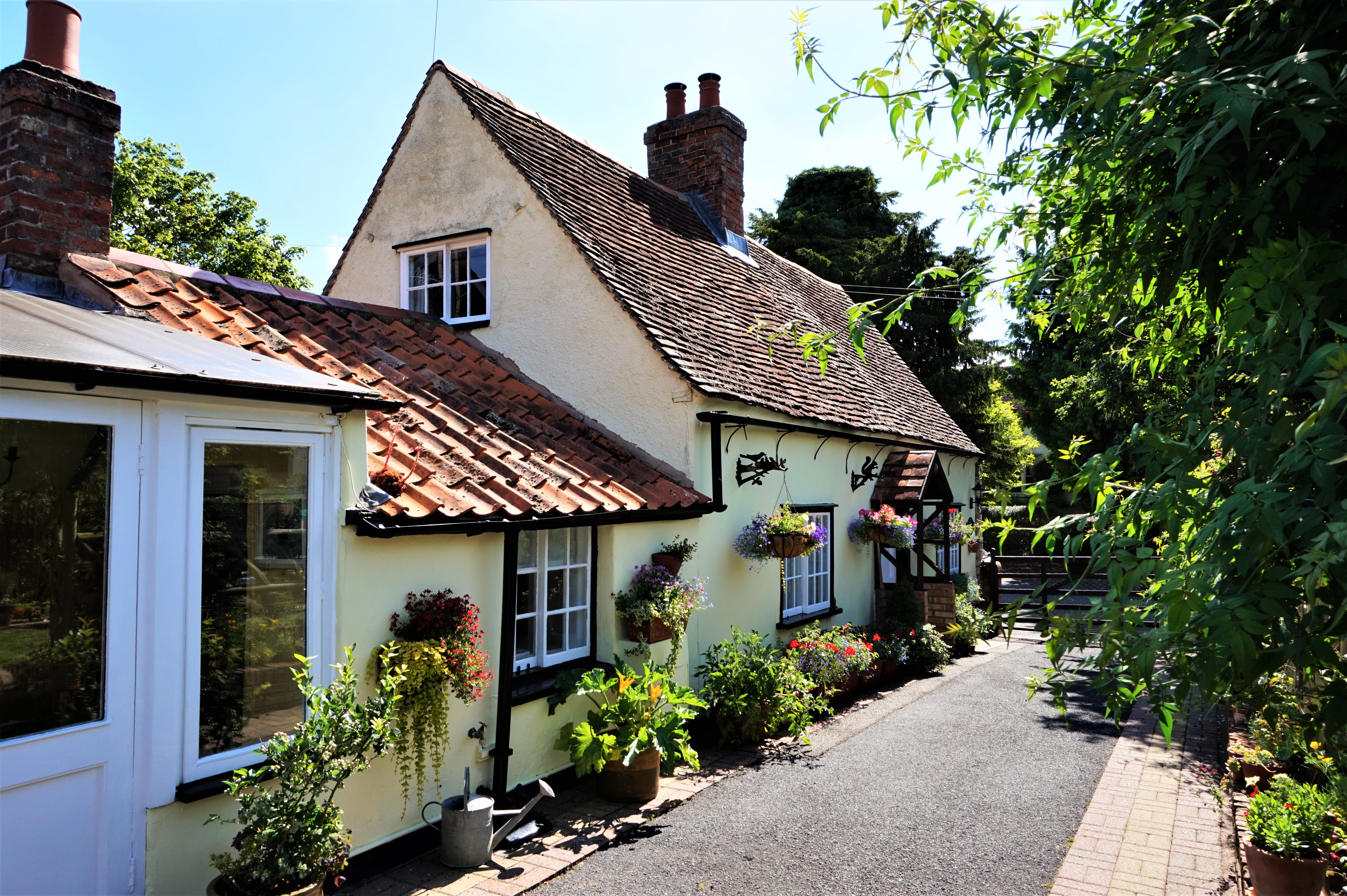 3 bedroom cottage for sale in High Street, Riseley, MK44 1DU