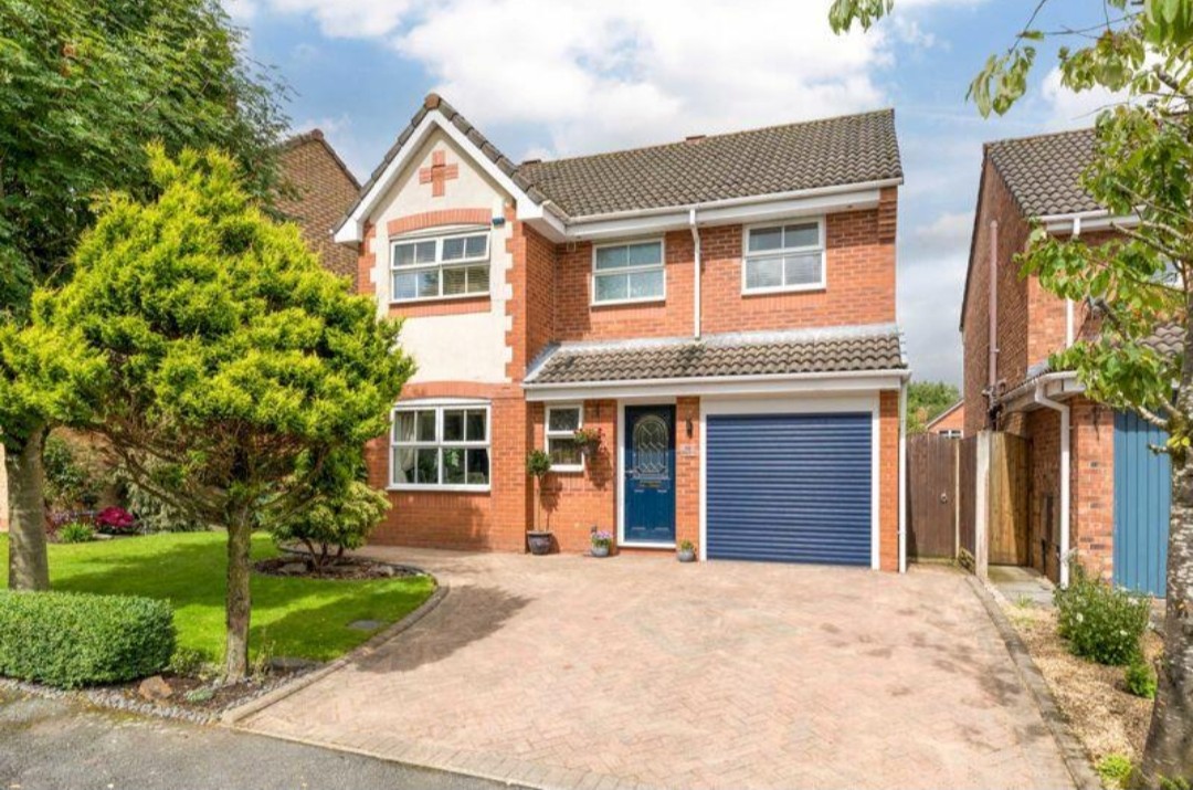 4 bedroom detached house for sale in Water Drive, Standish, Wigan, WN6 0EH