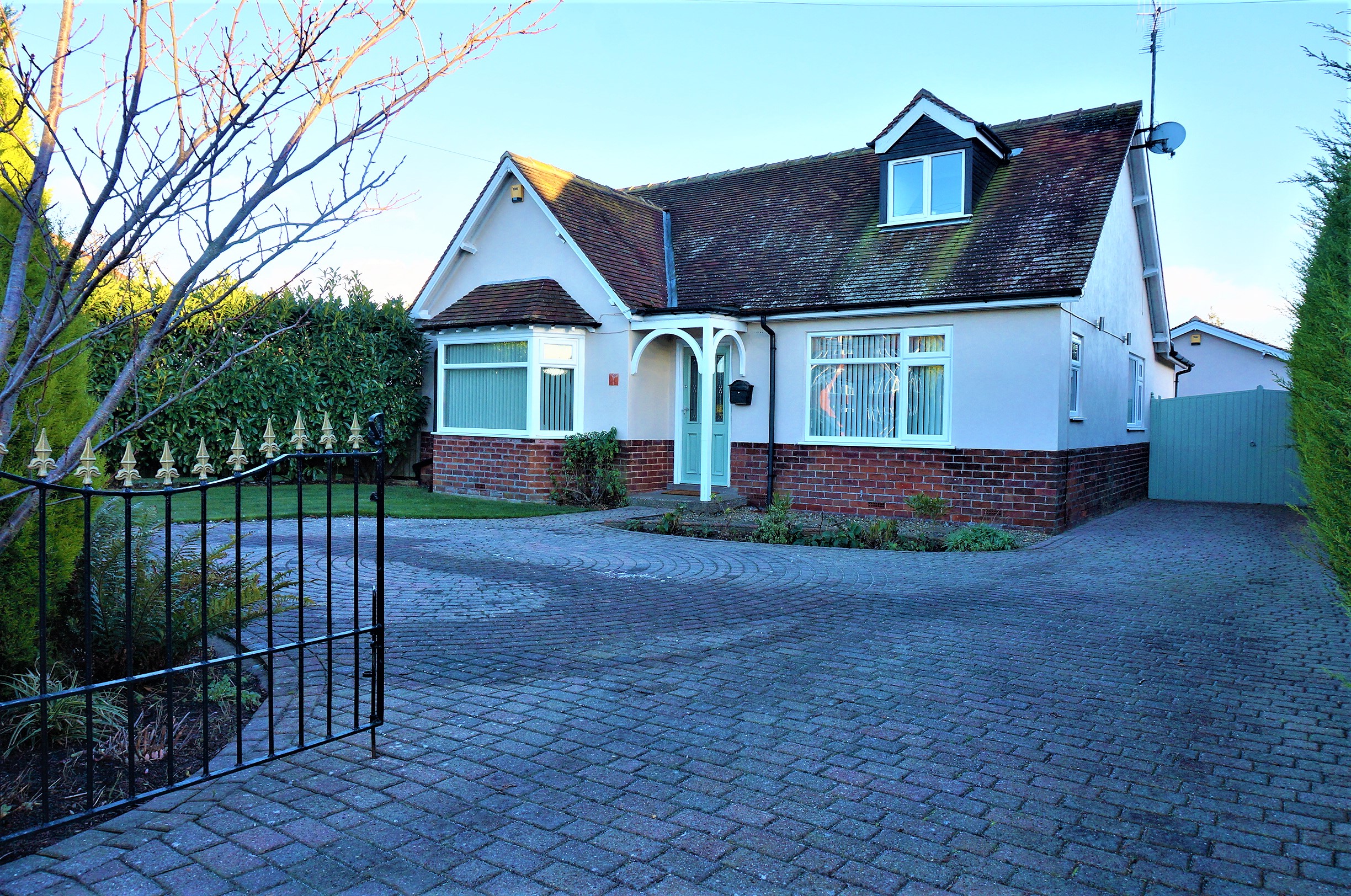 5 bedroom detached bungalow for sale in Muston Road, Filey, YO14 0AJ