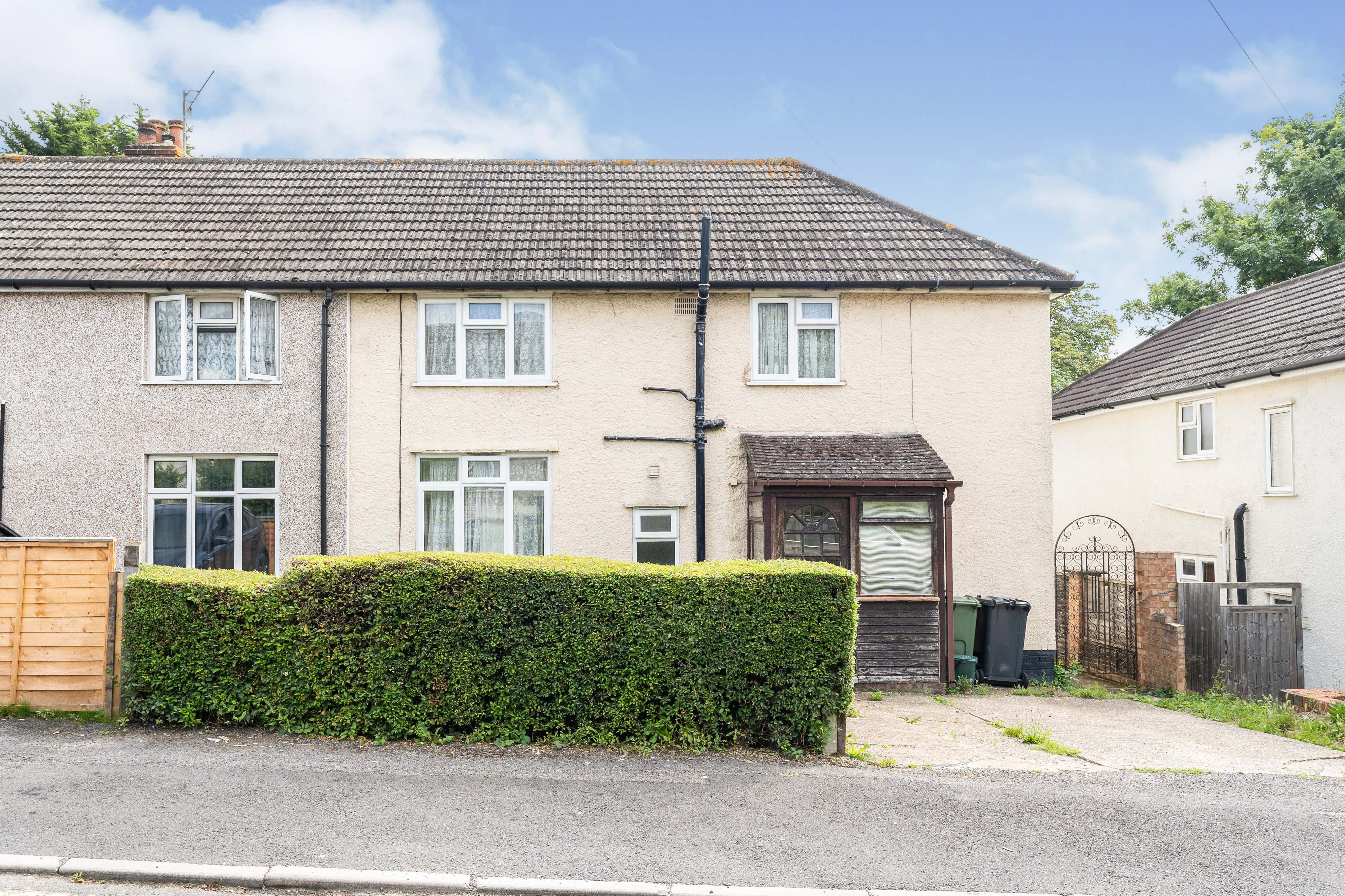 4 bedroom end of terrace house for sale in The Oval, Guildford, GU2 7TS
