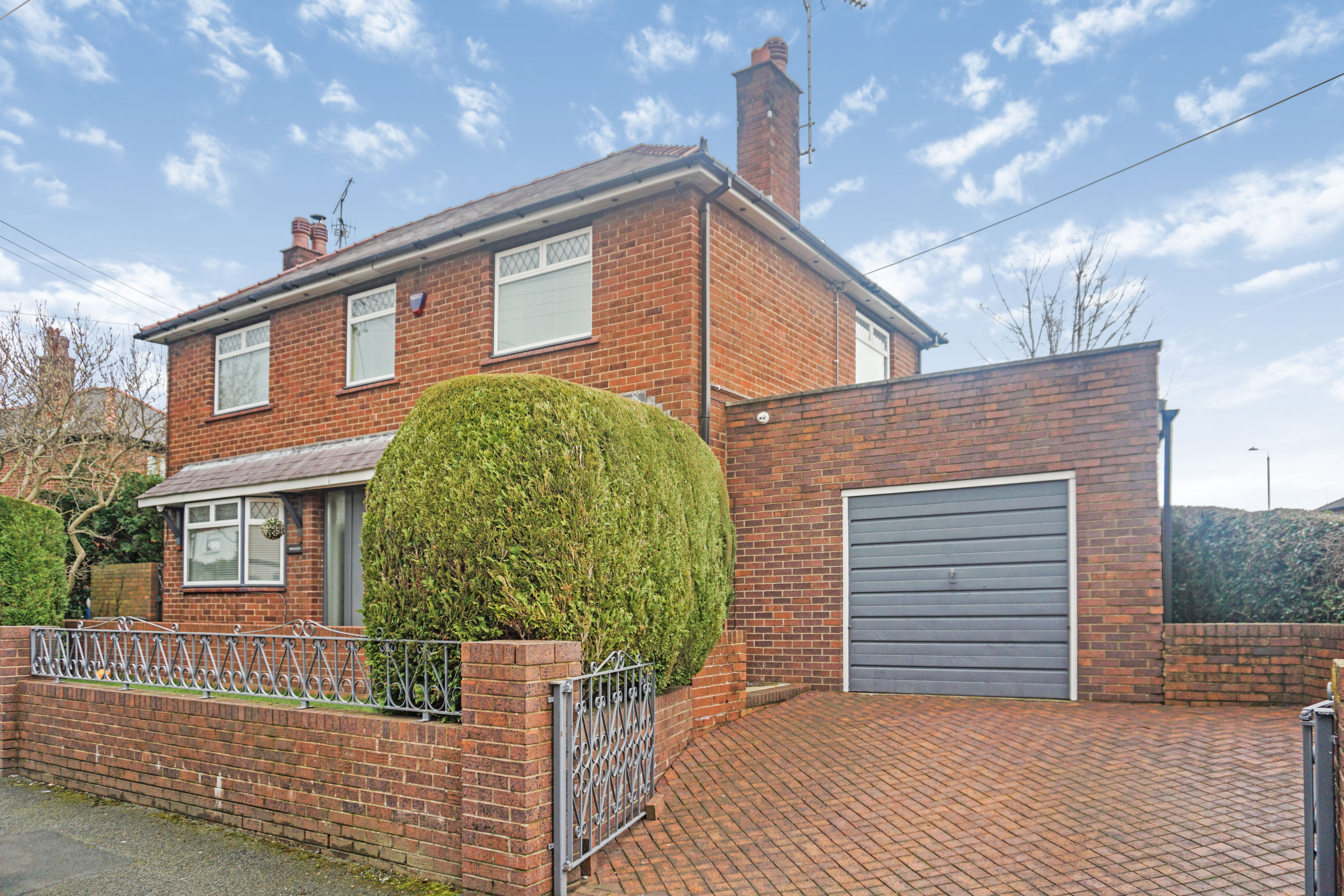 4 bedroom detached house for sale in Victoria Avenue, Wrexham, LL14 1NW