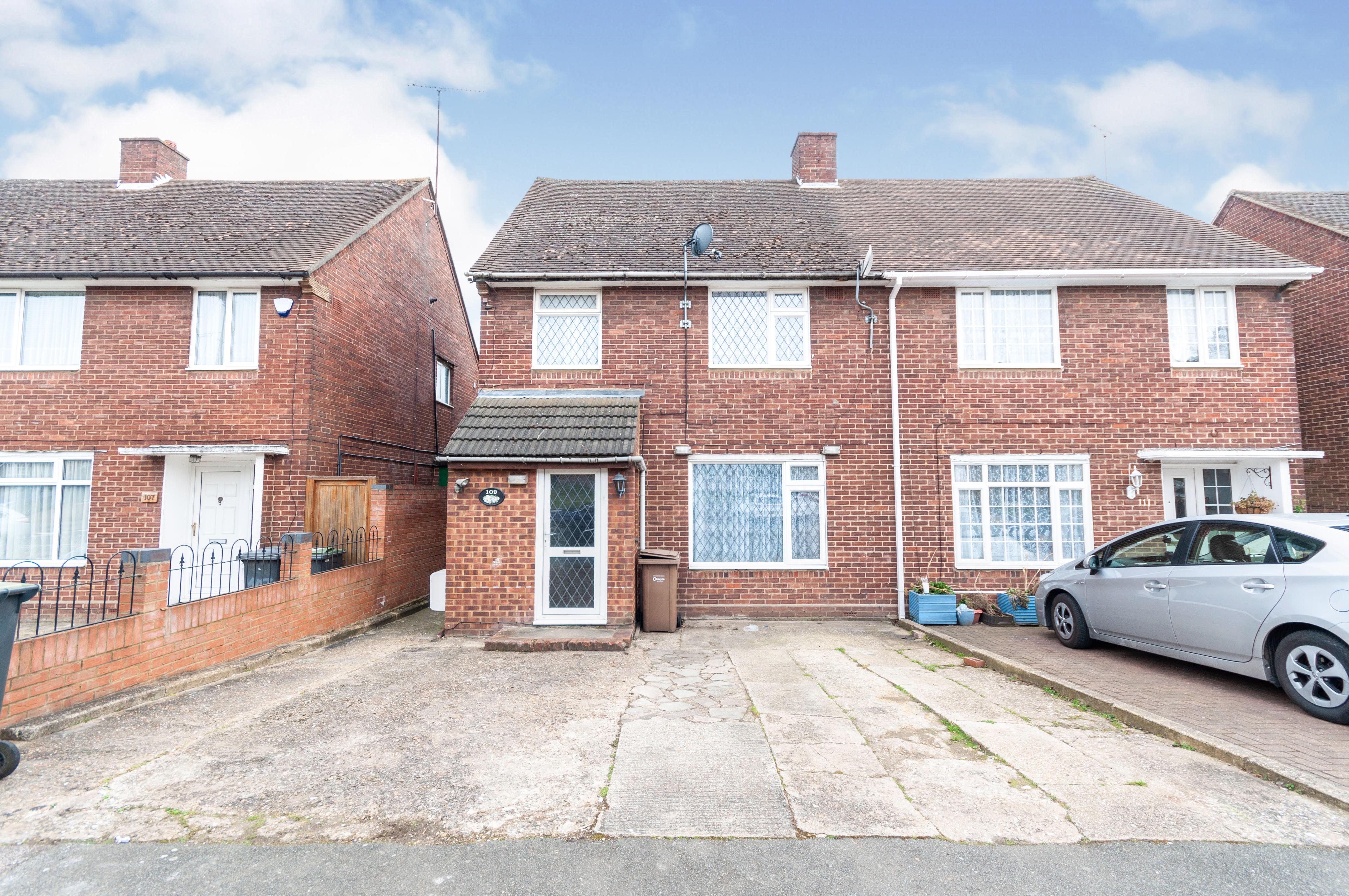 3 bedroom semi-detached house for sale in Eaton Valley Road, Luton, LU2 0SN