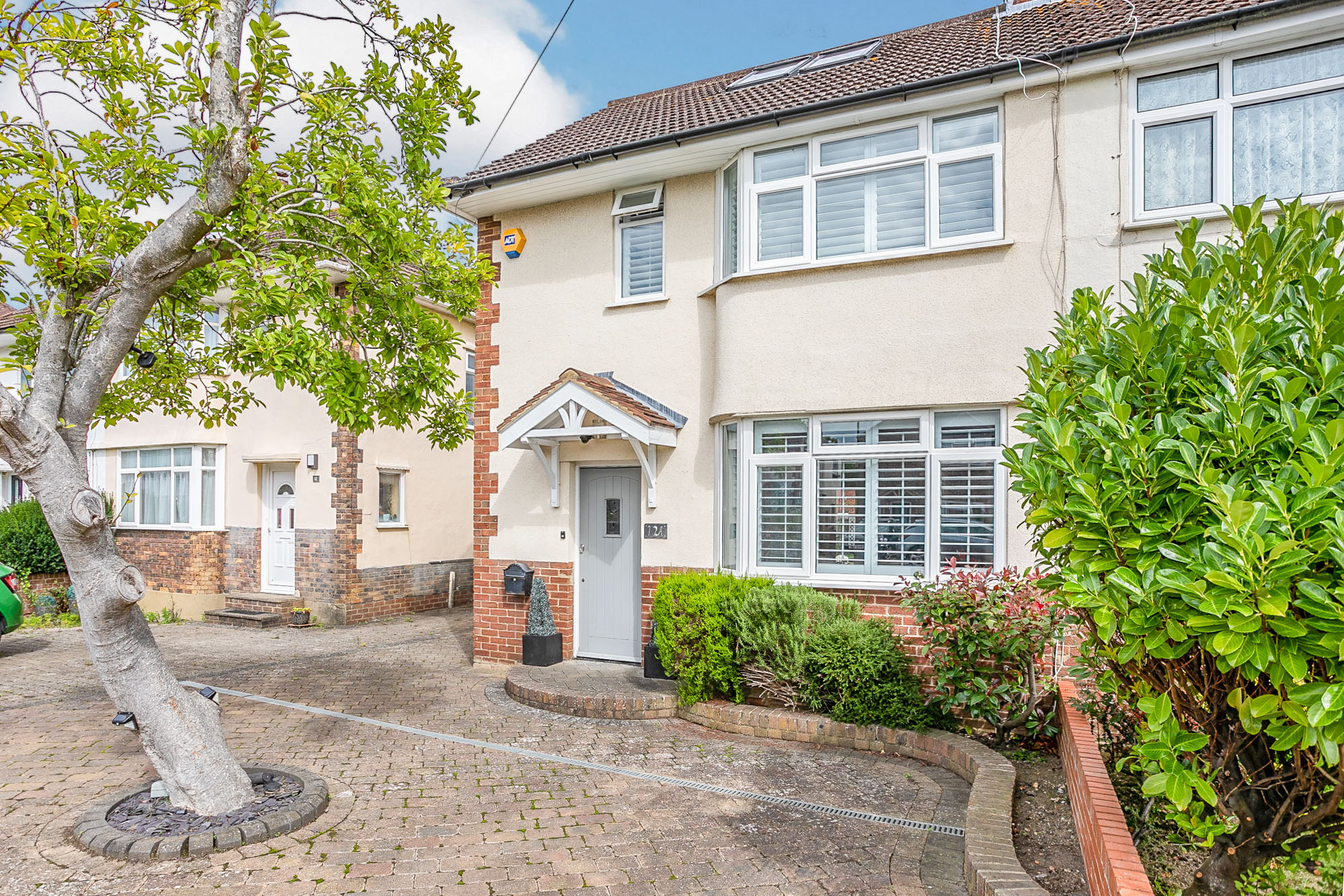 3 bedroom semi-detached house for sale in Parkway, Horley, RH6 7HX