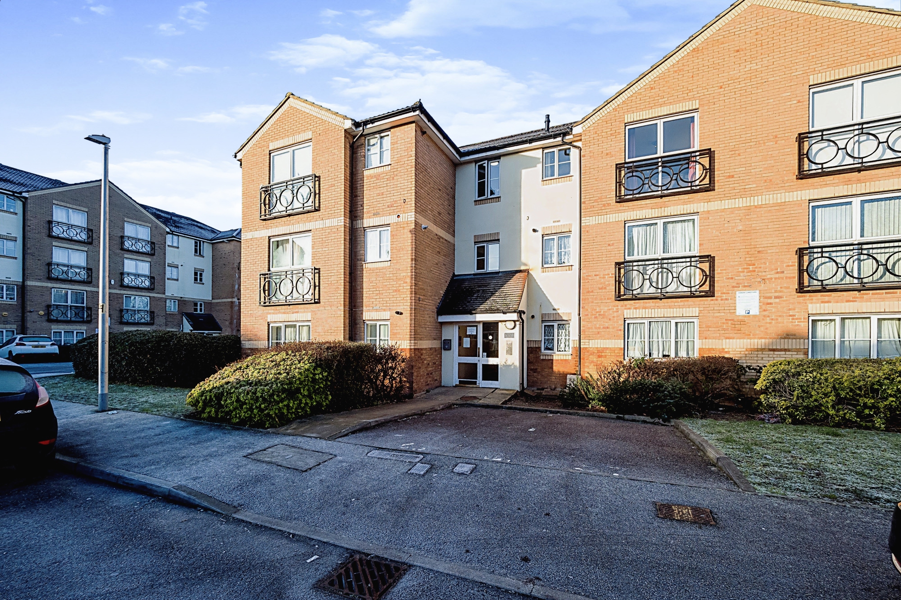 3 bedroom flat for sale in Friars Close, Ilford, IG1 4AZ