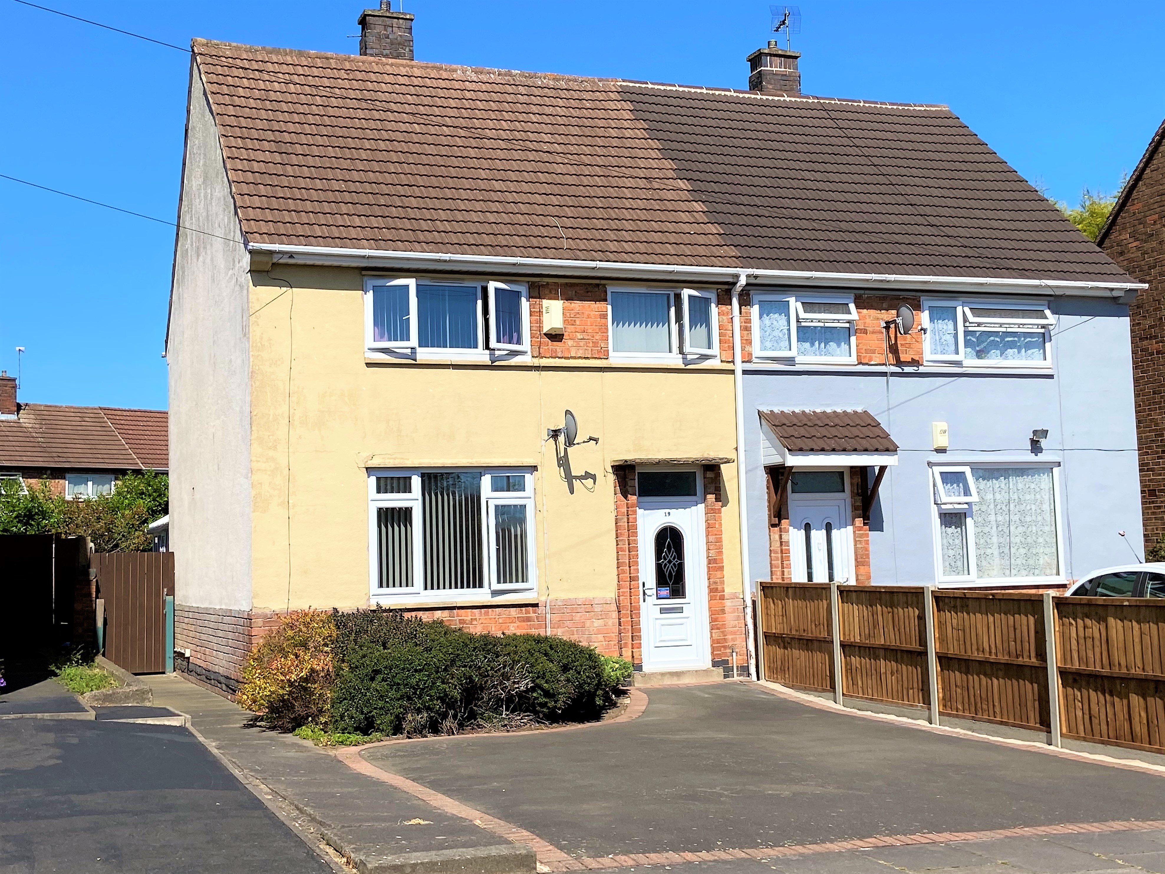 3 bedroom semi-detached house for sale in Bringhurst Road, New Parks ...