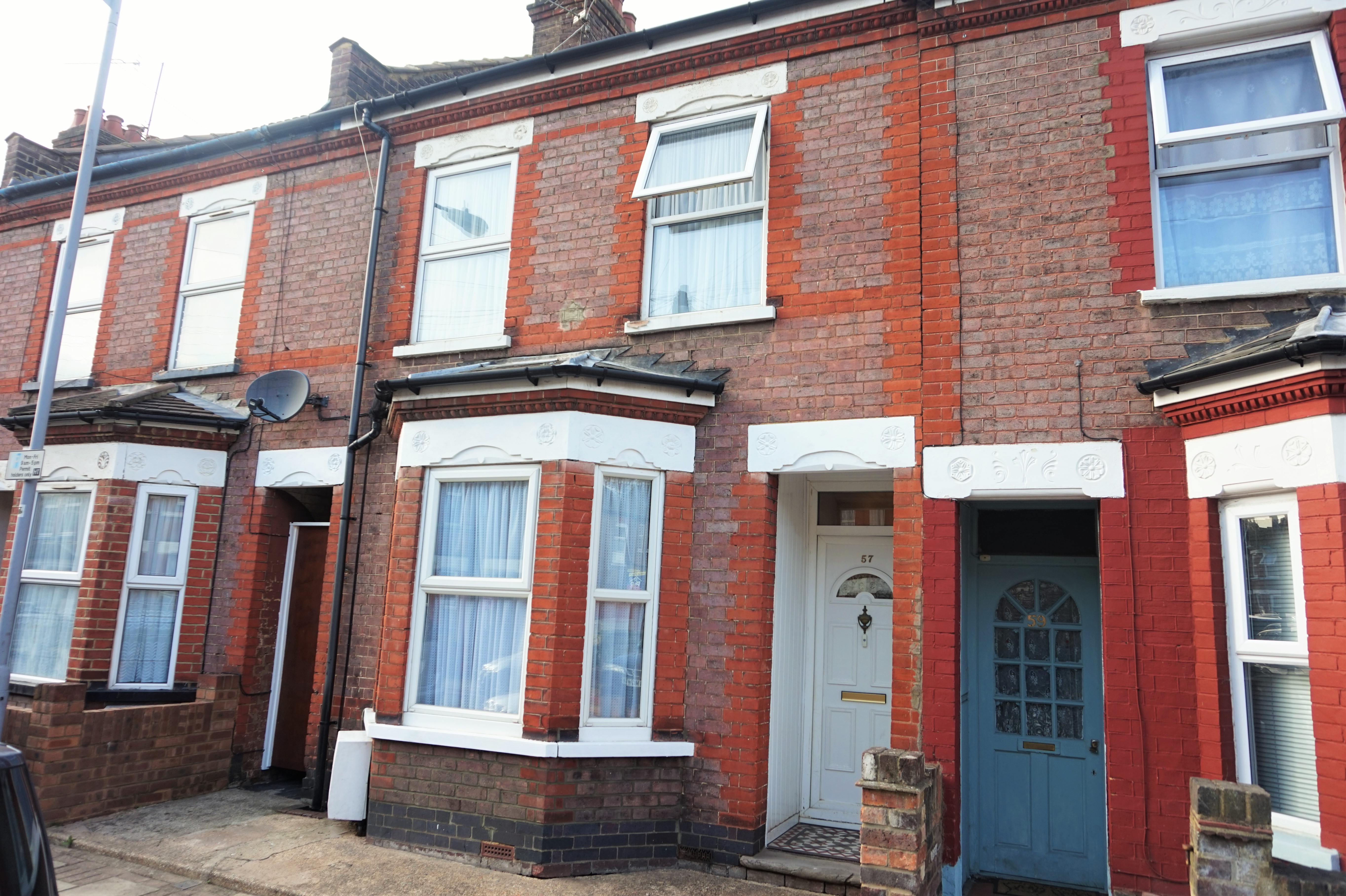 3 bedroom terraced house for sale in Reginald Street, Luton, LU2 7QZ