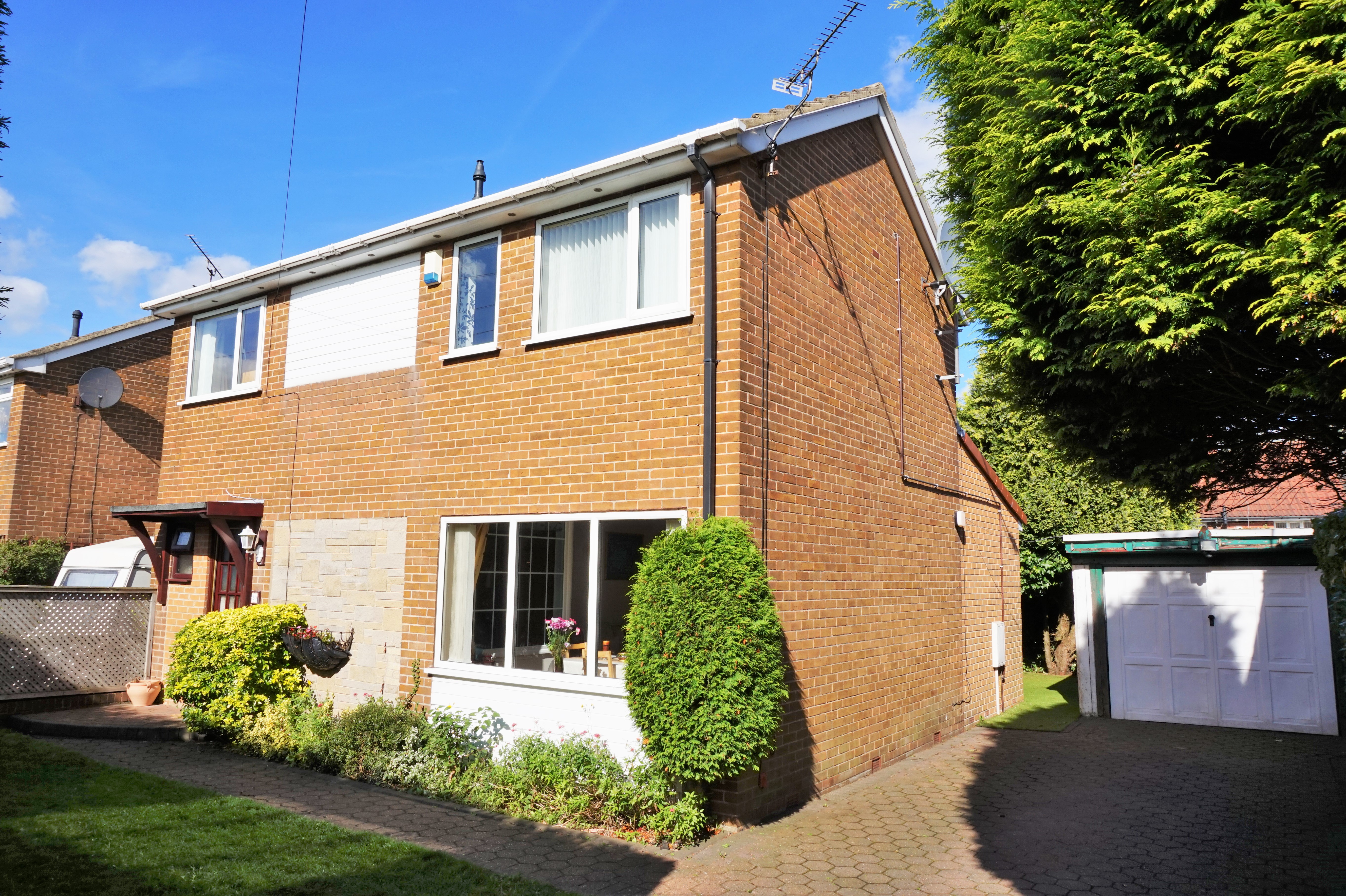 3 bedroom detached house for sale in Scatcherd Grove, Morley, LS27 9LY