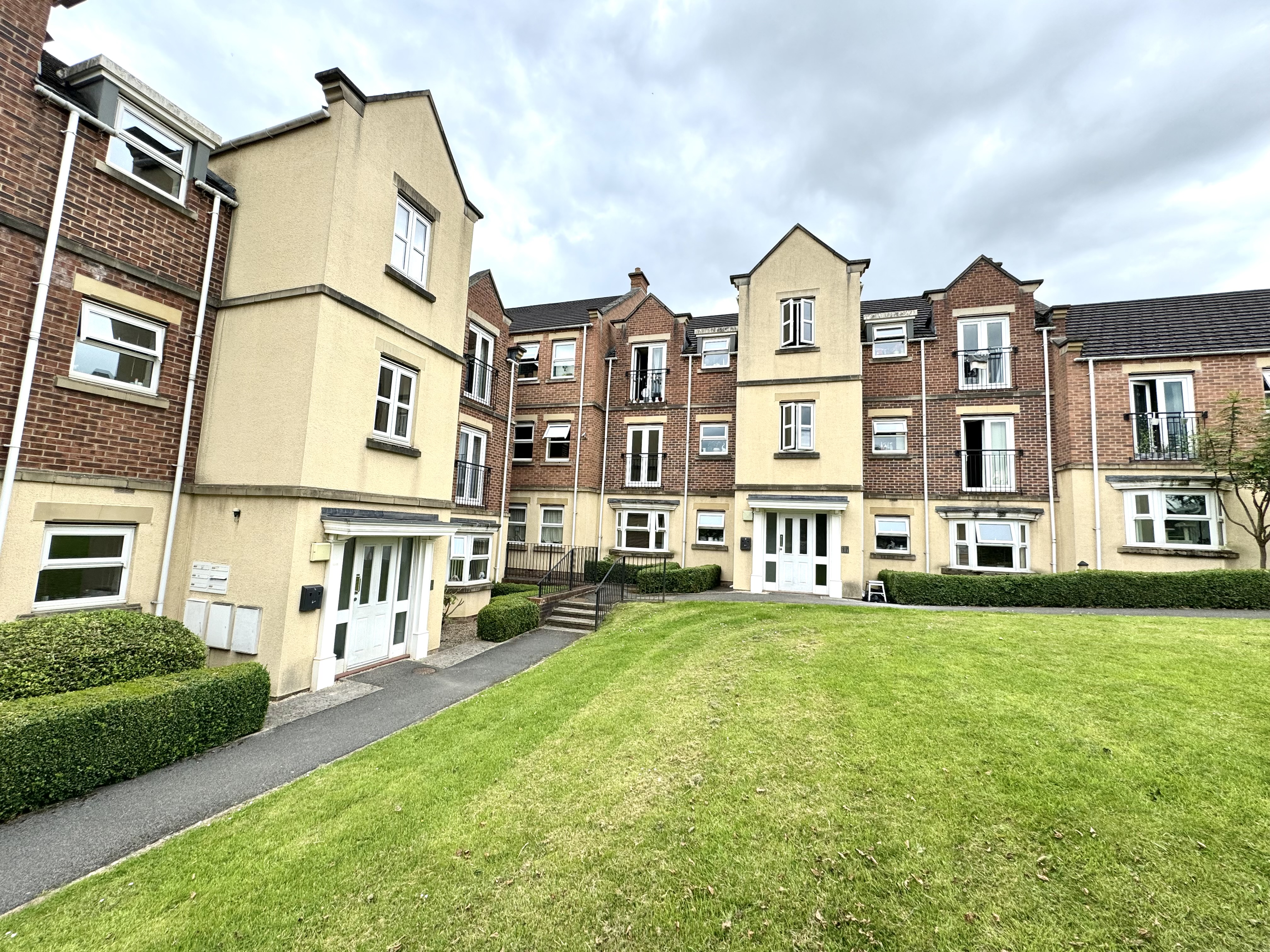 2 bedroom flat for sale in Whitehall Green, Lower Wortley, Leeds, LS12 5LT