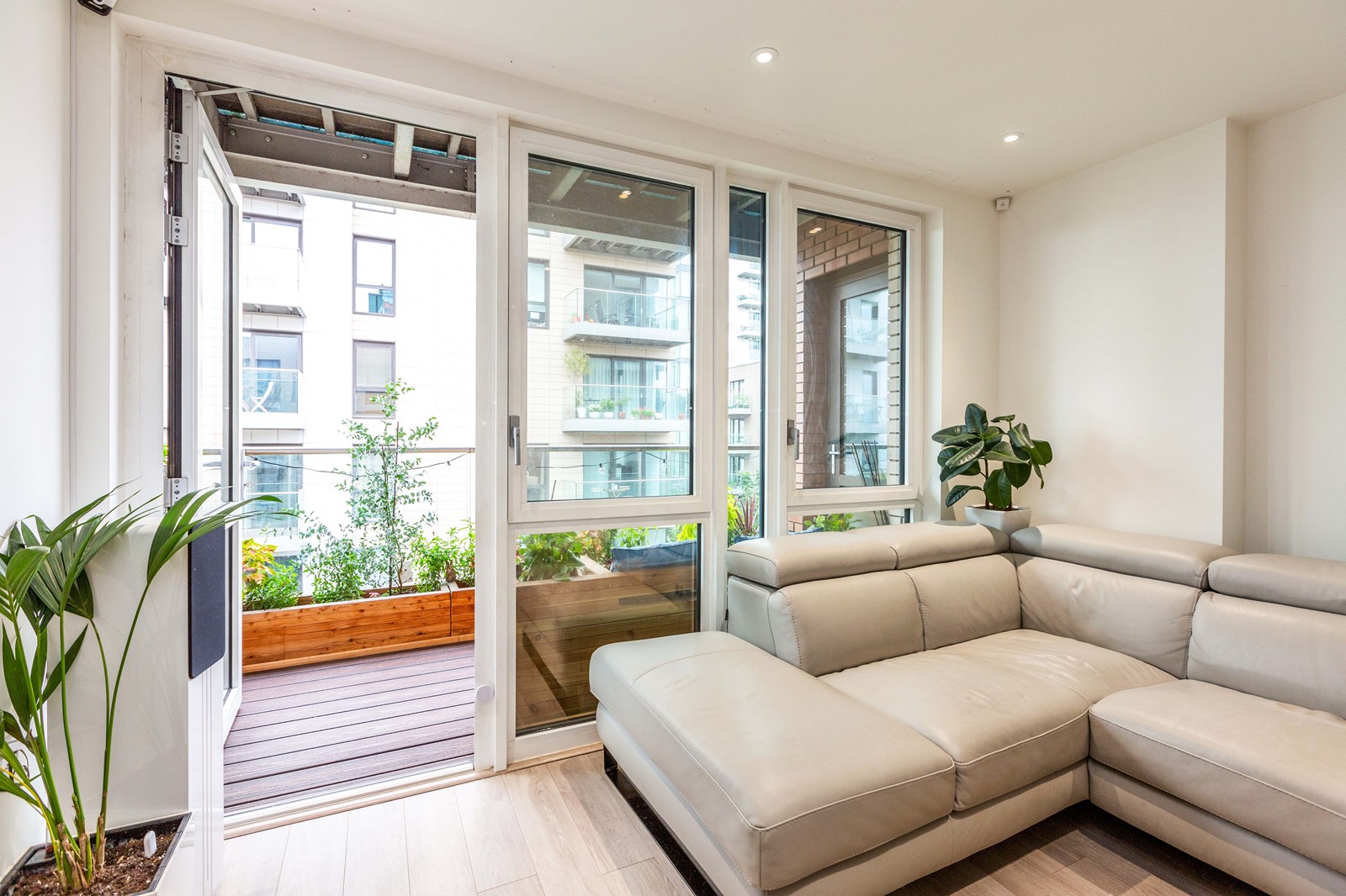 2 bedroom apartment for sale in Devan Grove, Manor House, N4 2GS