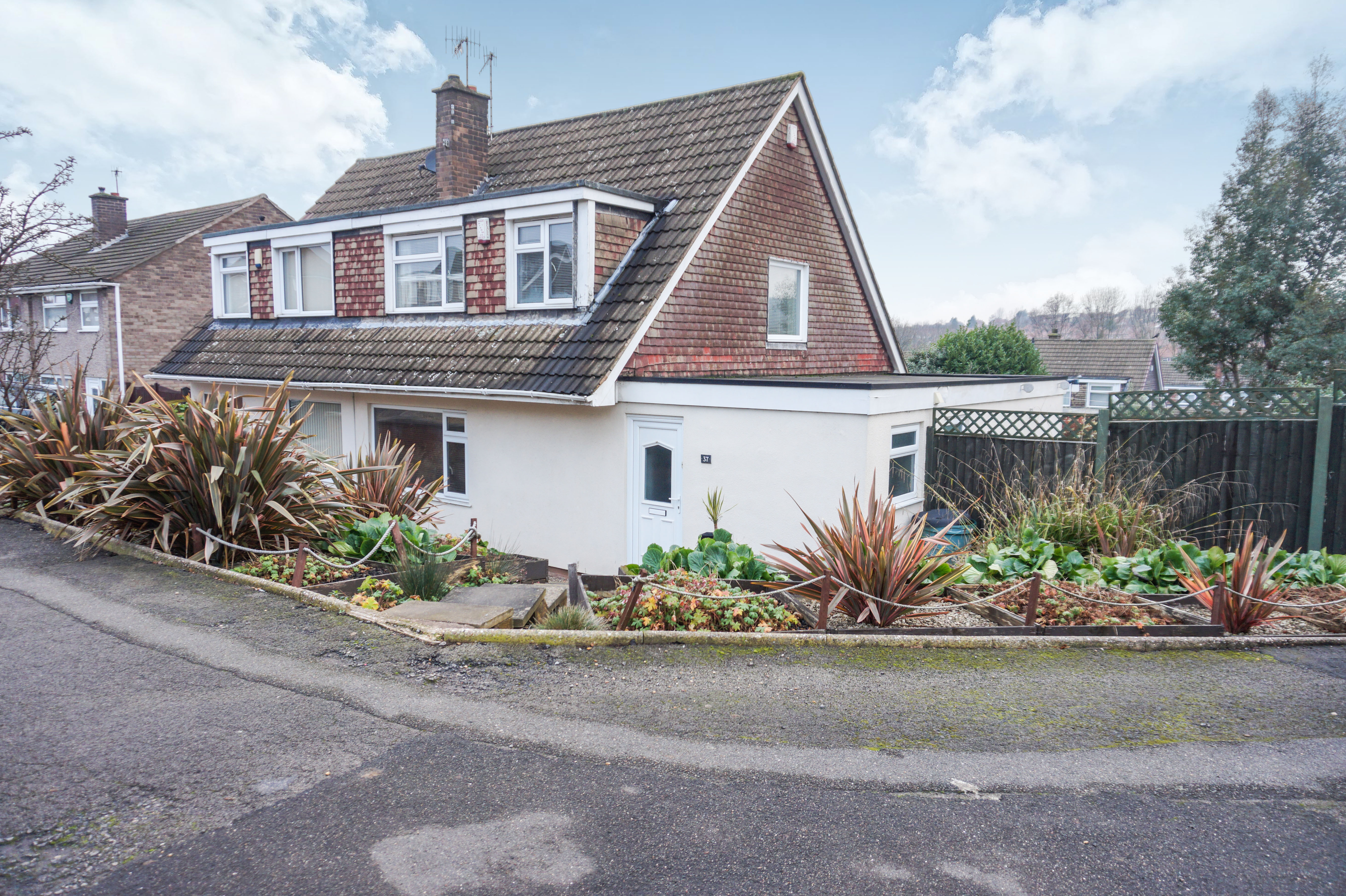 3 bedroom semi-detached house for sale in Howbeck Road, Arnold, NG5 8AA