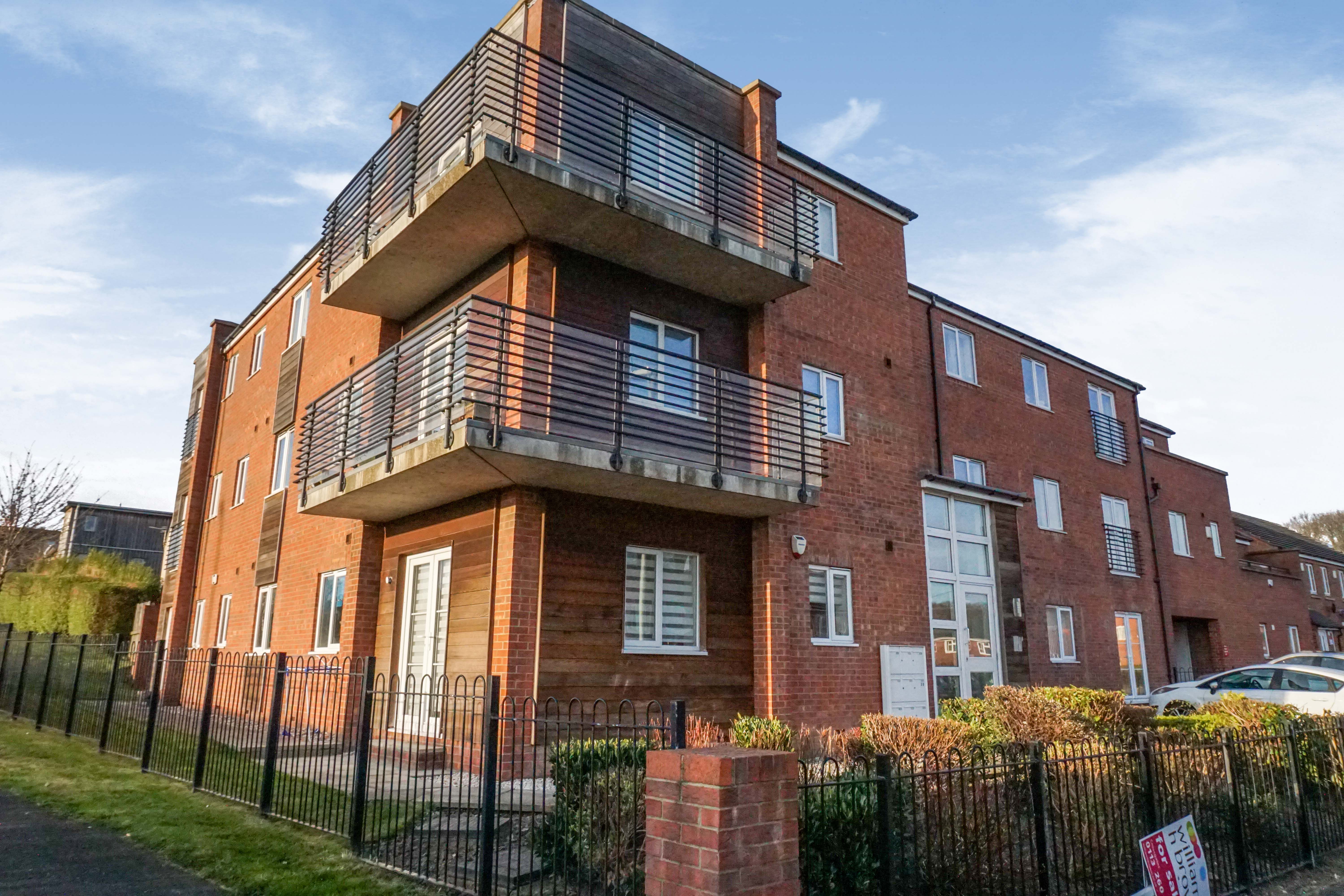 2 bedroom ground floor flat for sale in Swarcliffe Approach, Leeds ...