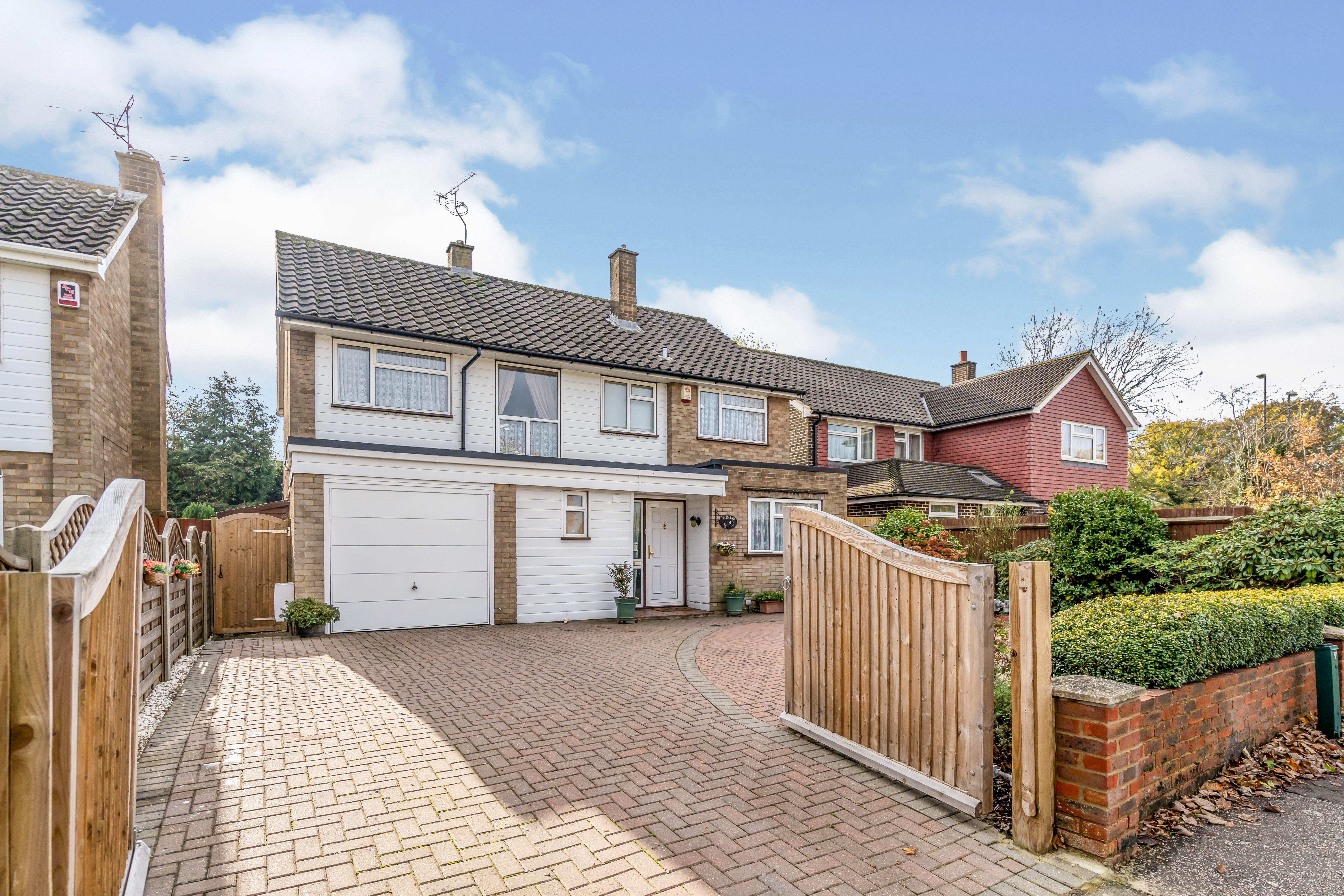 4 bedroom detached house for sale in Weald Drive, Crawley, RH10 6JU