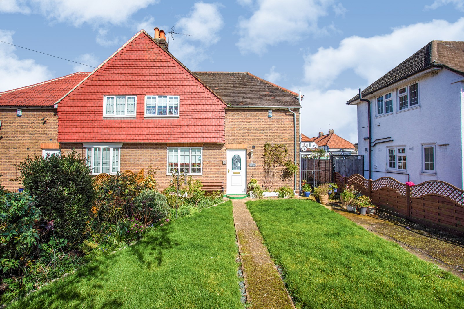 3 bedroom semi-detached house for sale in Hunters Grove, Hayes, UB3 3JE