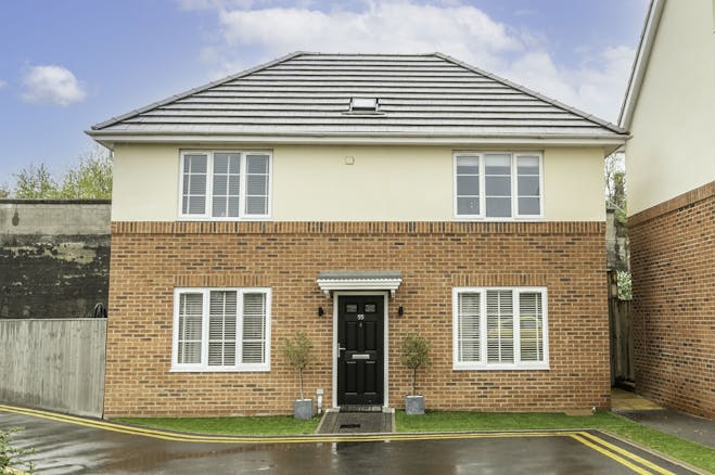 3 Bedroom Detached House For Sale In Newburn Crescent Swindon Sn1 5es