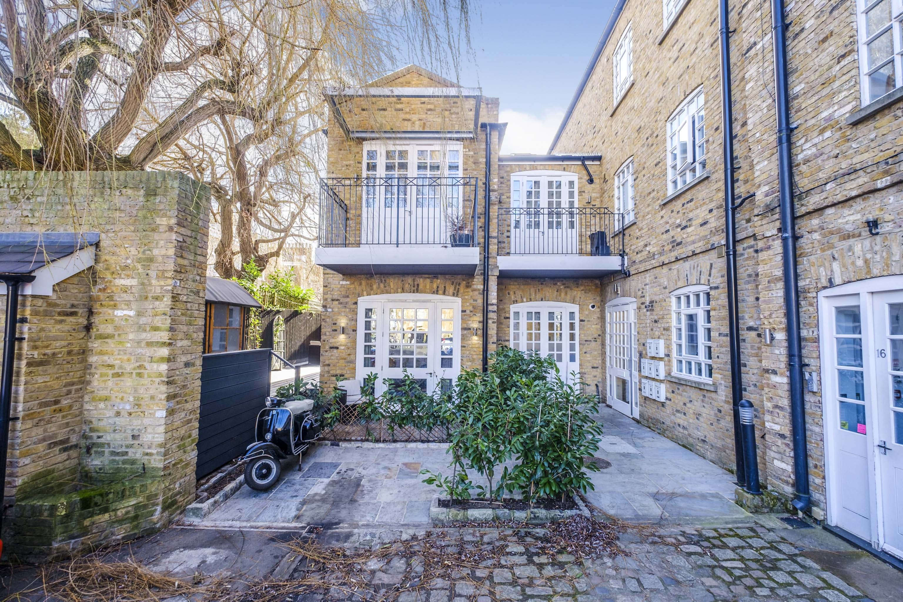 2 bedroom ground floor flat for sale in 15a Welmar Mews, London, SW4 7DD