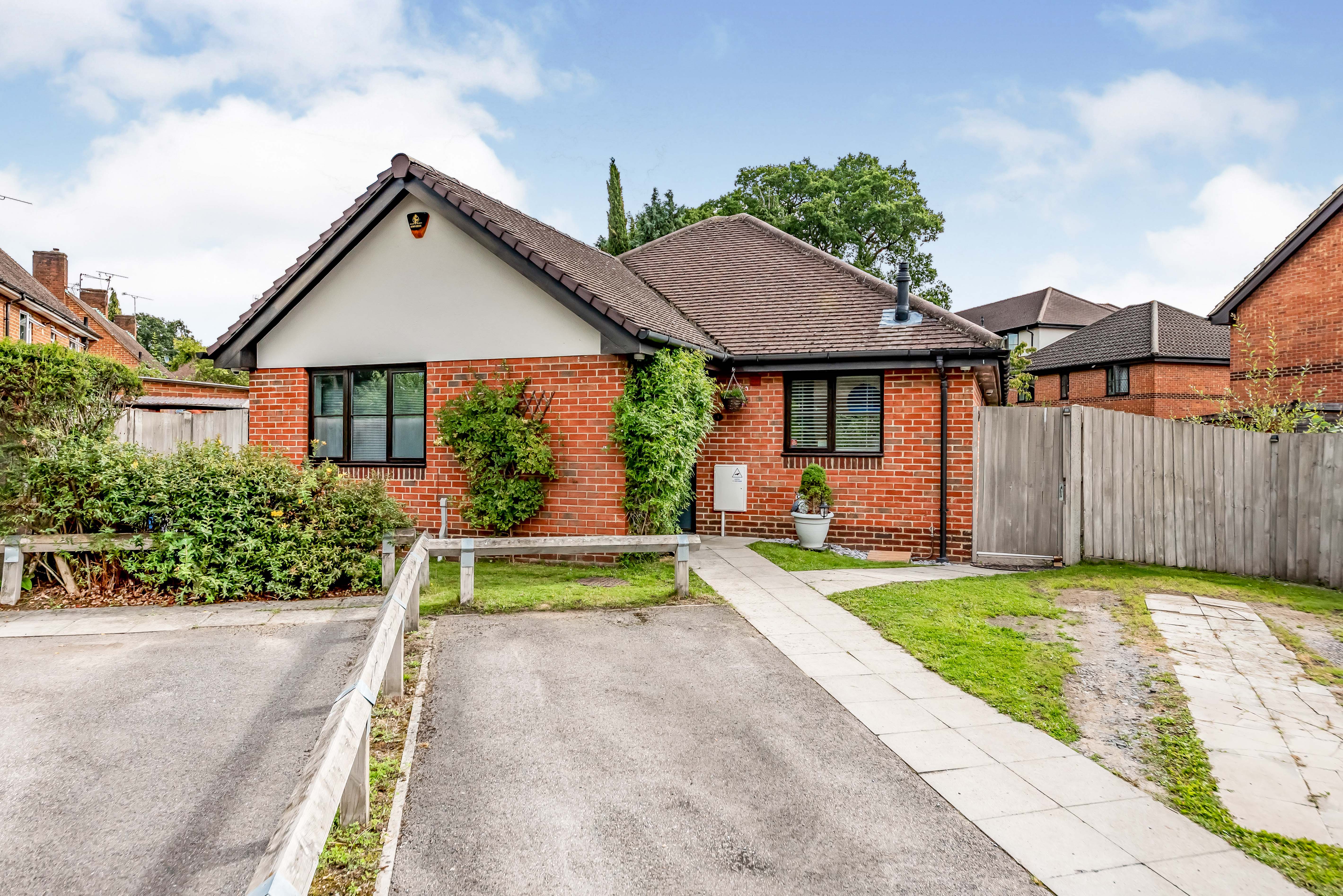 2 bedroom detached bungalow for sale in Brownsover Road, Farnborough ...