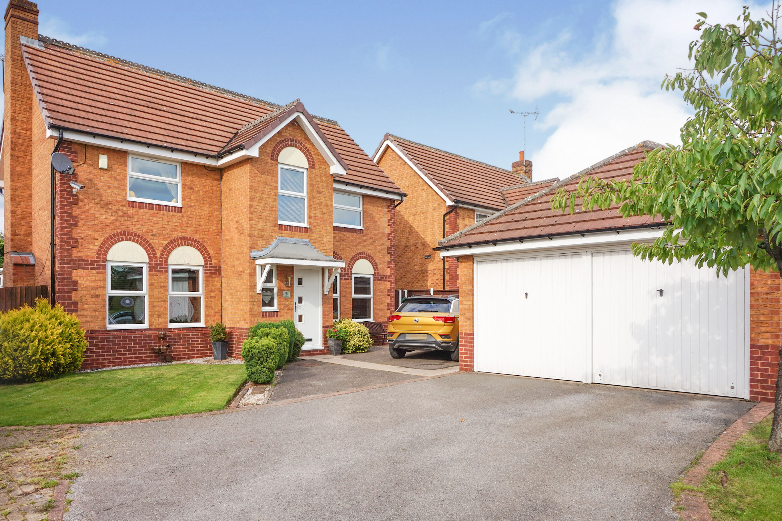 4 bedroom detached house for sale in Fulmar Way, Worksop, S81 8UF