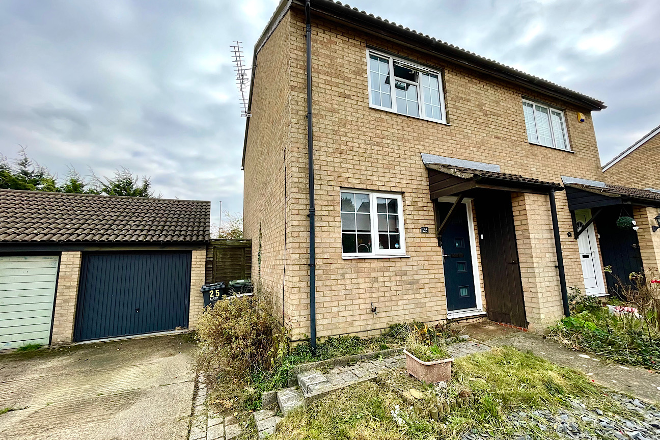 2 bedroom semi-detached house for sale in Repton Close, Luton, LU3 3UL