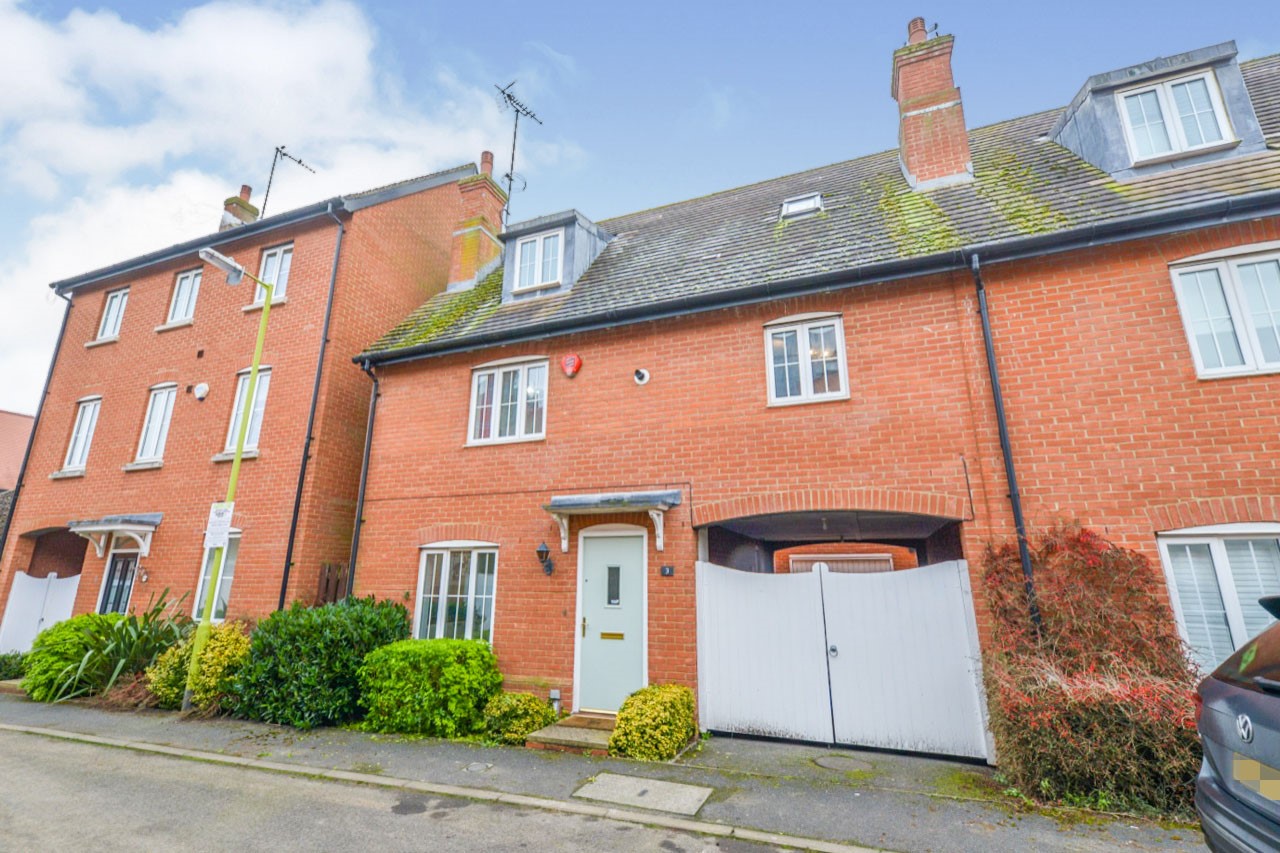 4 bedroom semi-detached house for sale in Devon Mead, Hatfield, AL10 9GD