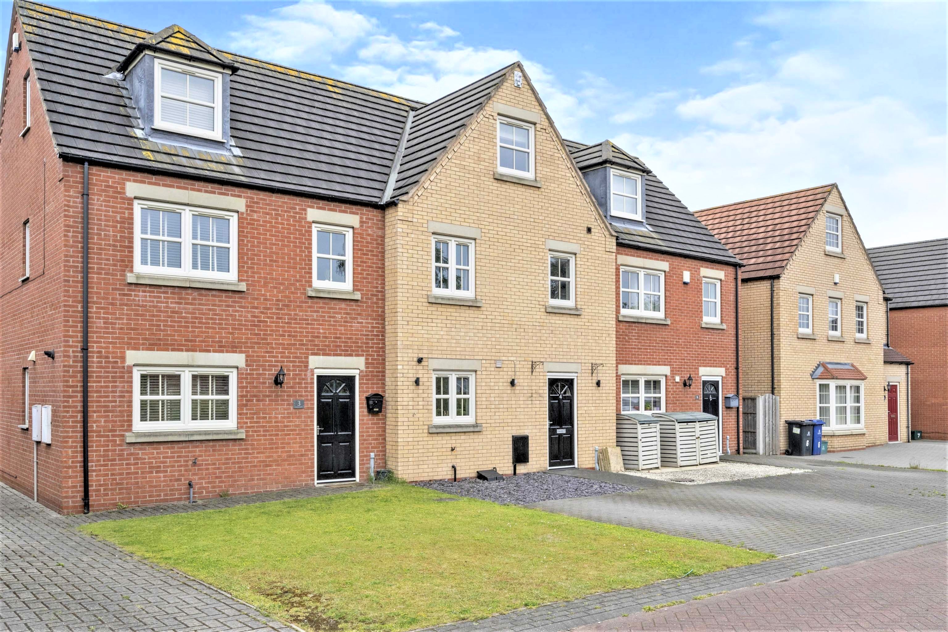 3 bedroom town house for sale in Nursery Gardens, Edenthorpe, Doncaster ...