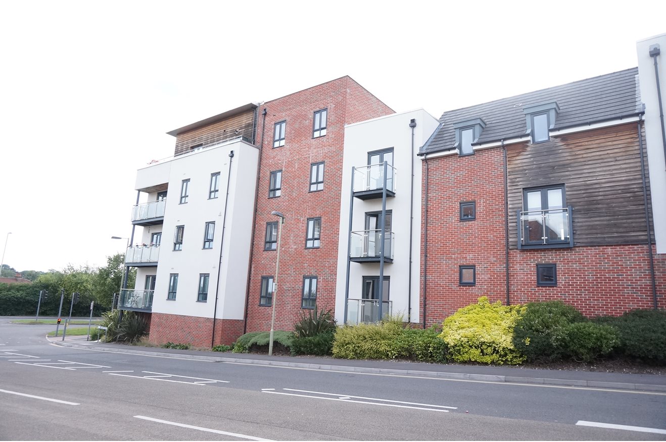 2 bedroom flat for sale in Sinclair Drive, Basingstoke, RG21 6AF
