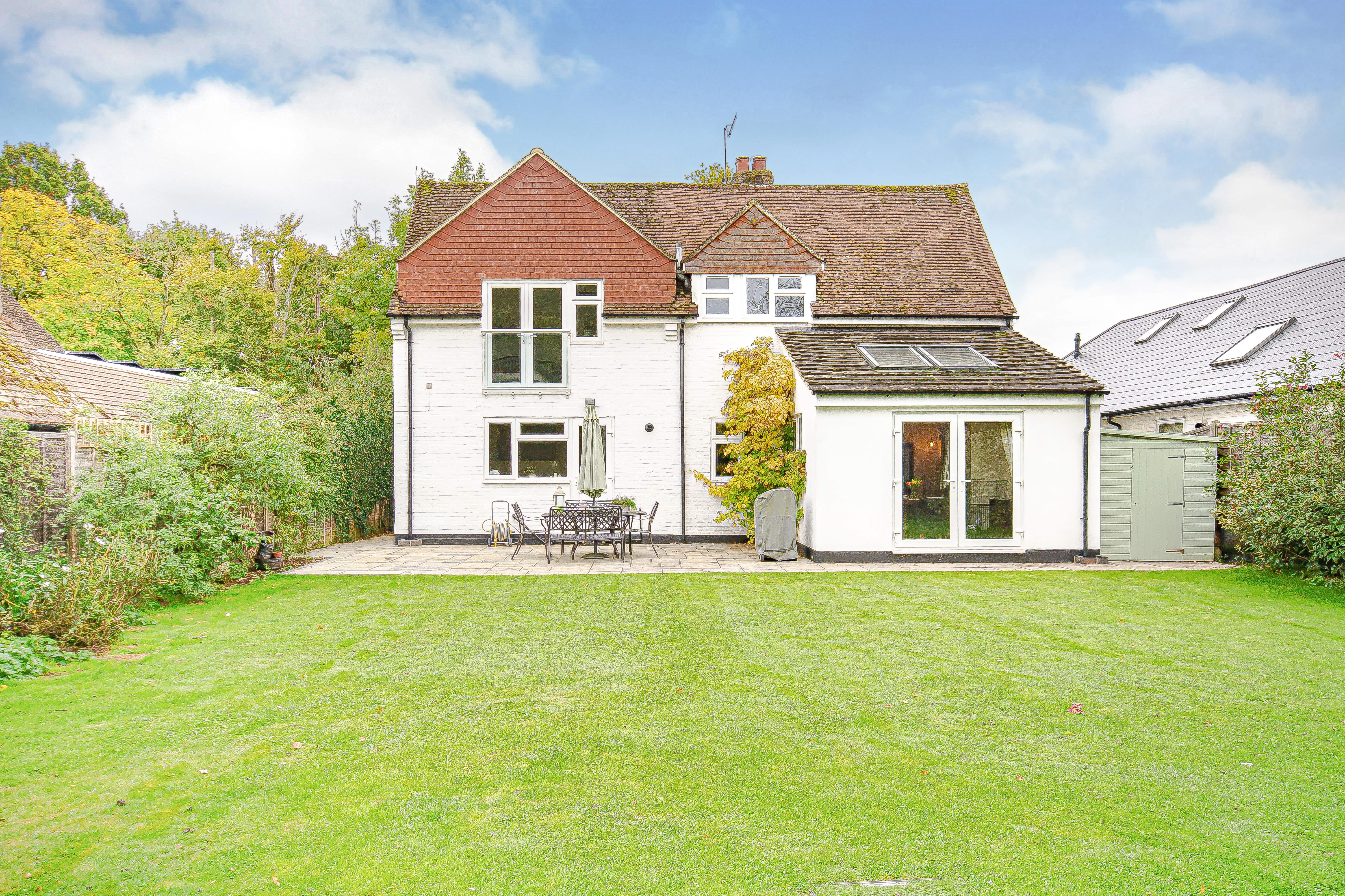 4 bedroom detached house for sale in Smallfield Road, Horley, RH6 9JP