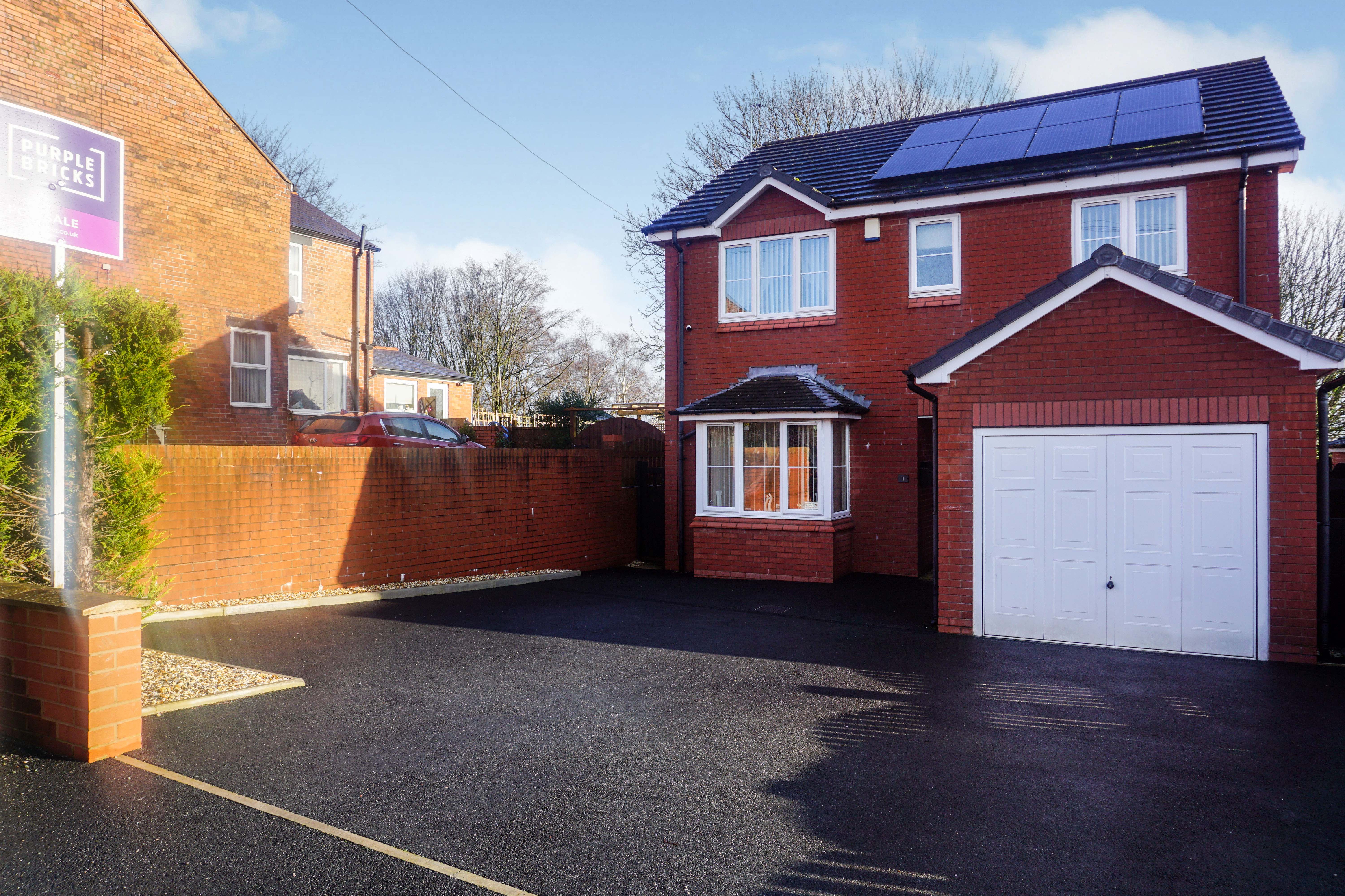 4 bedroom detached house for sale in Queen Street, Wrexham, LL14 1TE