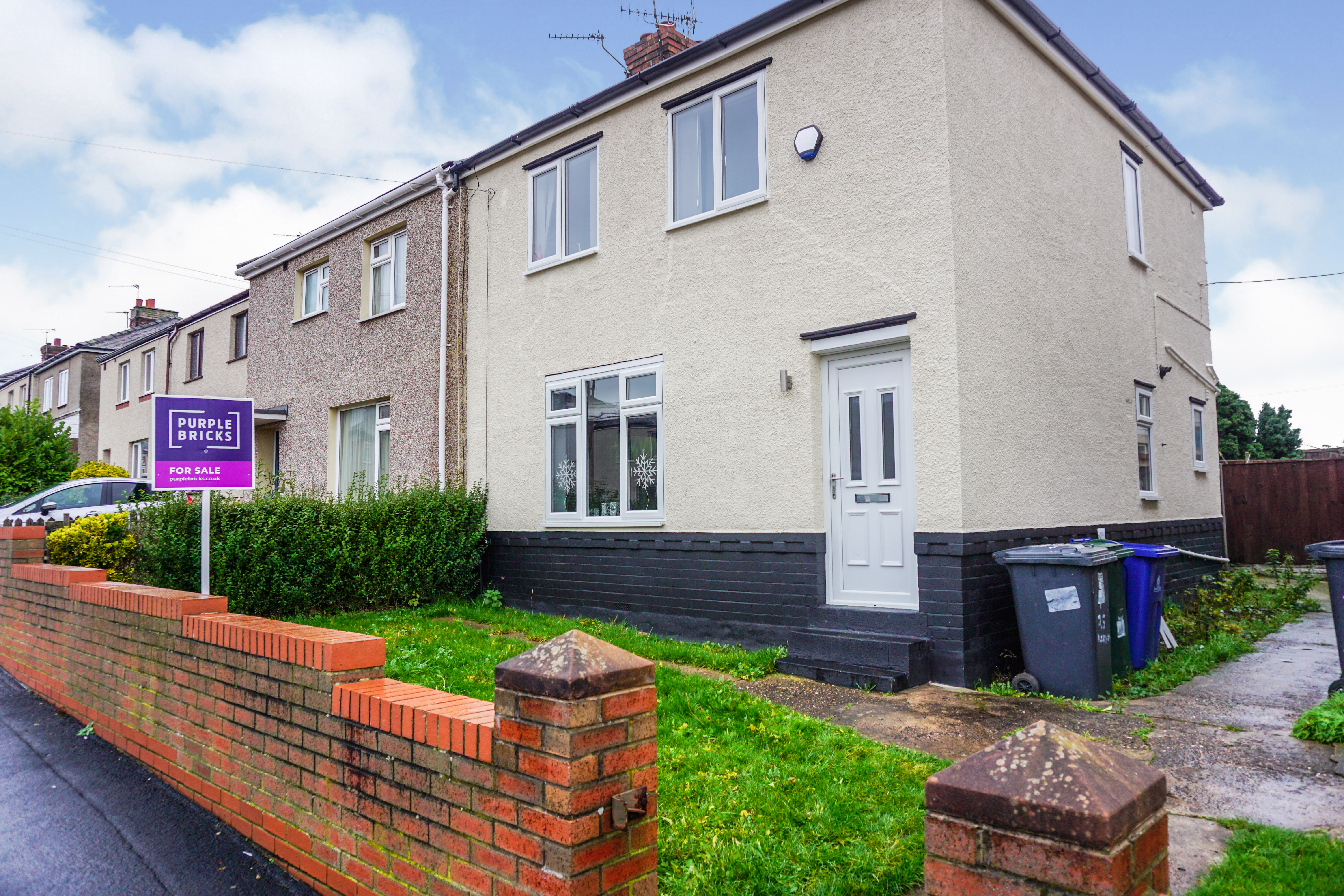 3 bedroom semi-detached house for sale in Alfred Road, Askern, DN6 0PY