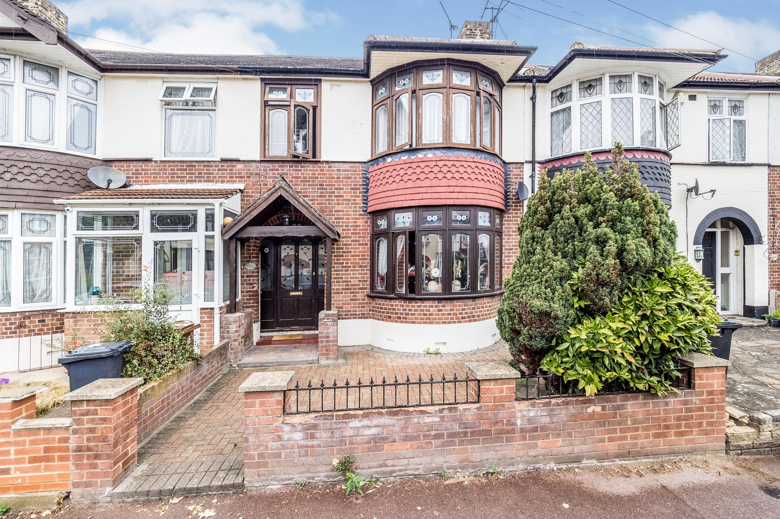3 bedroom terraced house for sale in Woodbridge Road, Barking, IG11 9ES