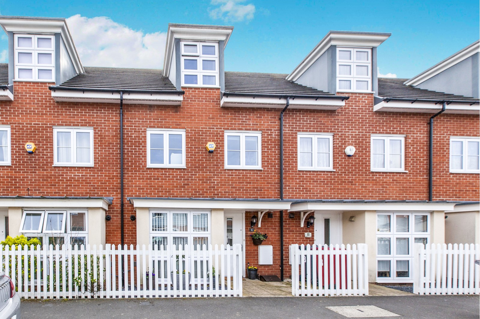 4 bedroom town house for sale in Bantry Road, Slough, SL1 5FD