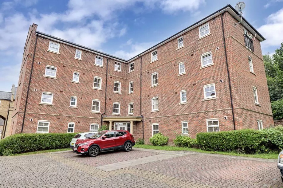 2 bedroom flat to rent in Rockbourne Road, Sherfield On Loddon, RG27 0AF