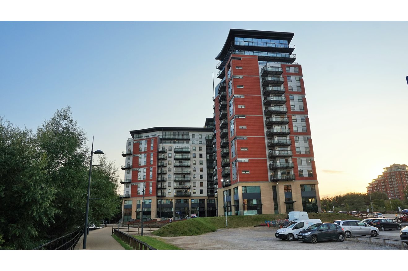 2 bedroom flat for sale in Riverside Way, Leeds, Ls1 4ee