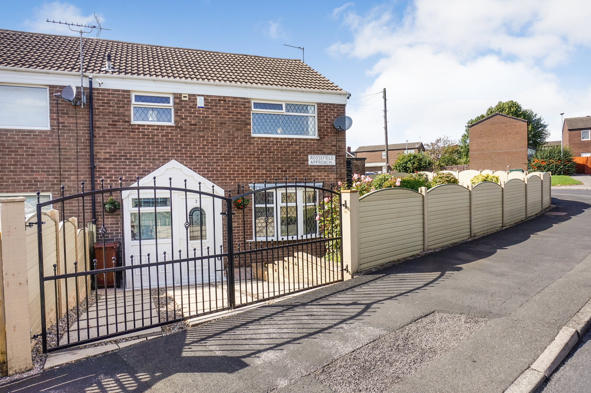 3 bedroom town house for sale in Rossefield Approach, Leeds, LS13 3RG