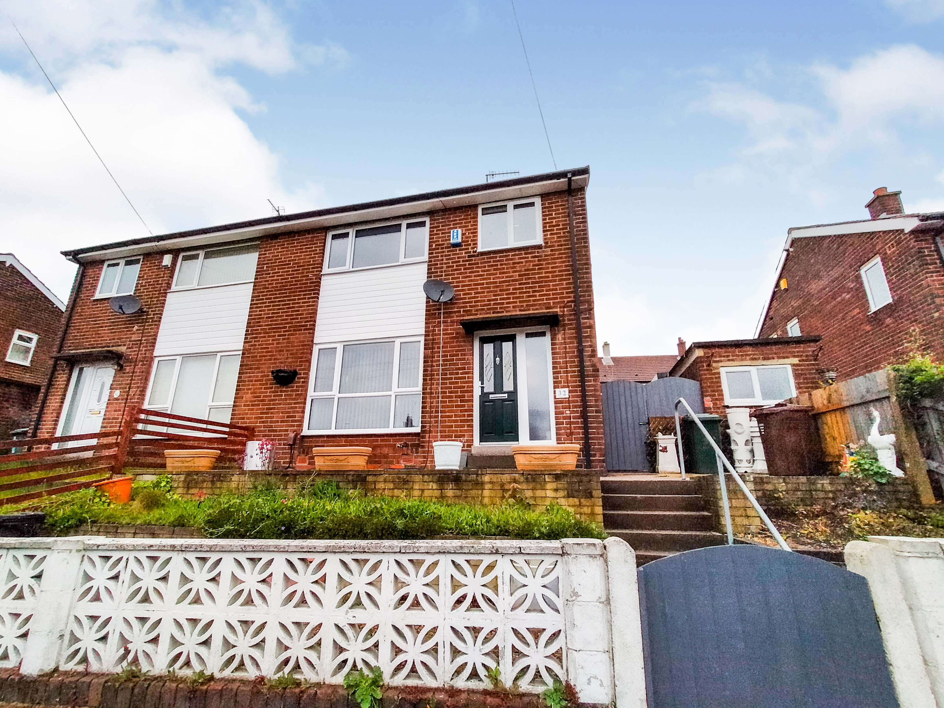 3 bedroom semi-detached house for sale in Valley View, Shipley, BD17 5QT