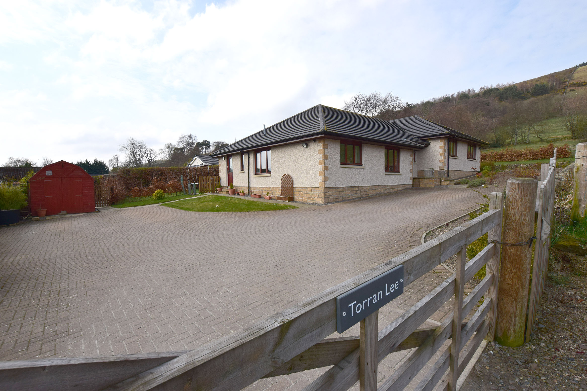 4 bedroom detached bungalow for sale in Damside, Innerleithen, EH44 6HR