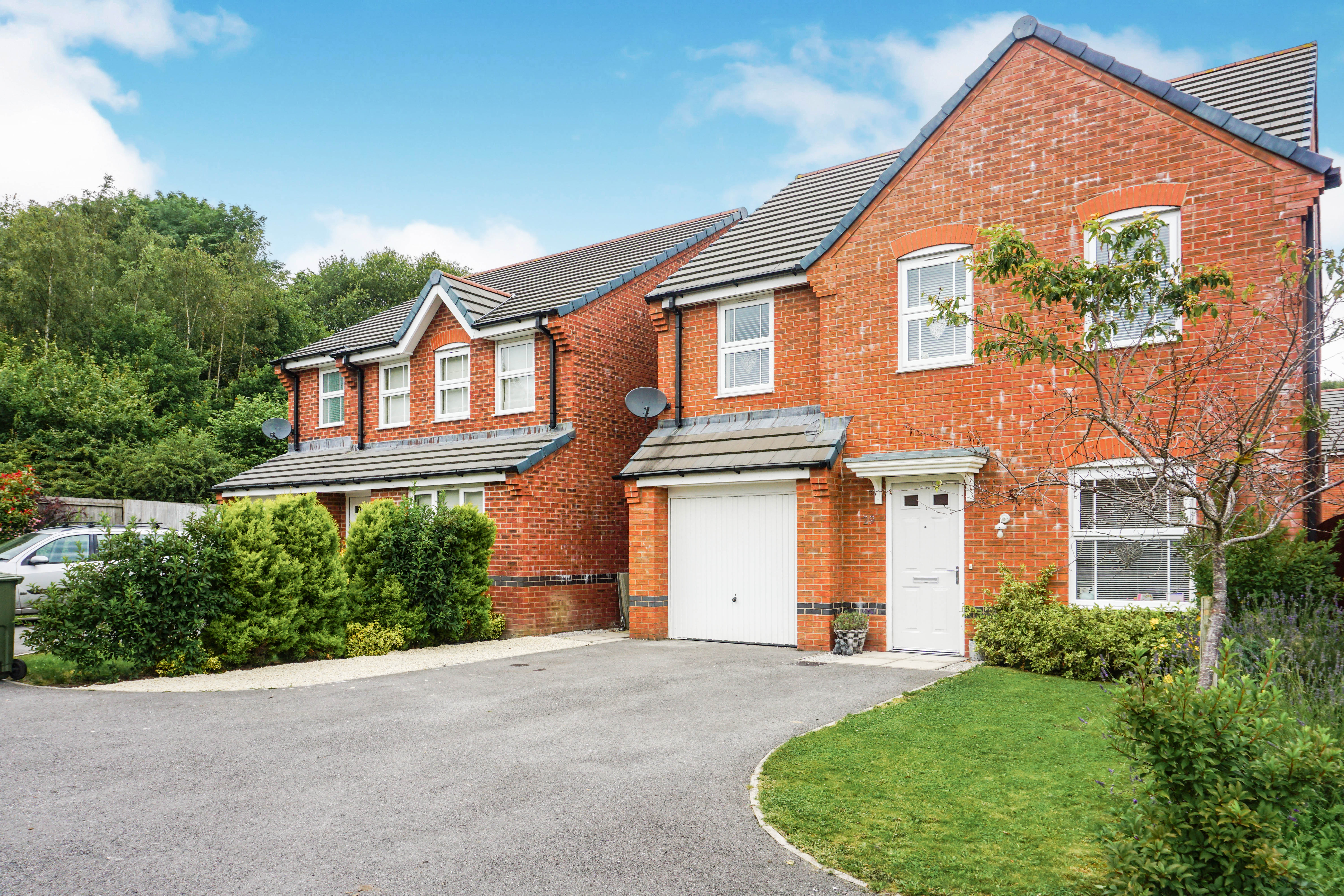 4 bedroom detached house for sale in Clifton Avenue, Wrexham, LL11 5FS