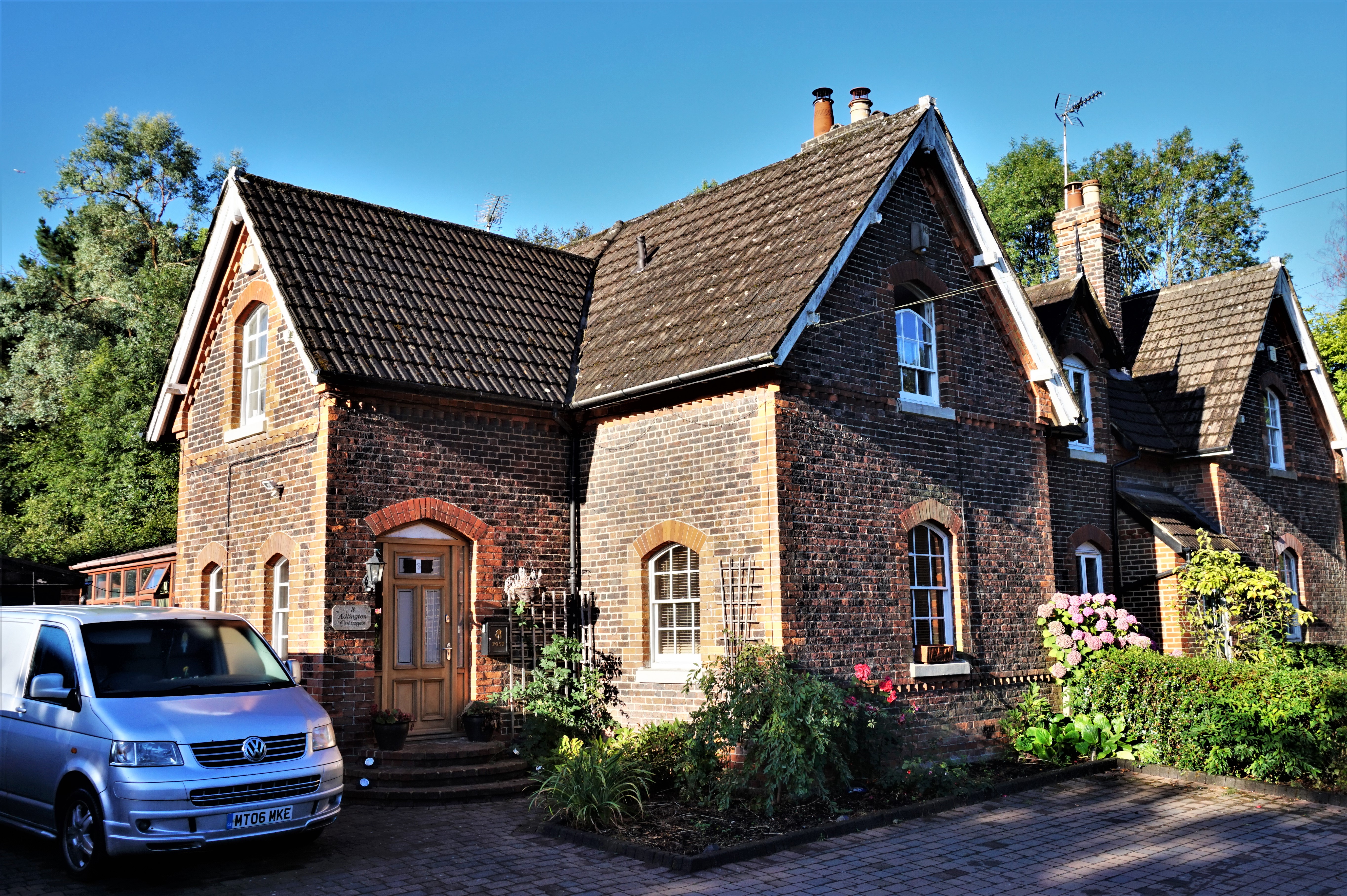 3 bedroom cottage for sale in Nutfield Road, Redhill, RH1 4HB