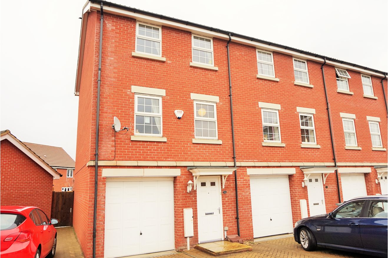 3 bedroom end of terrace house for sale in Bradley Drive, Grantham ...