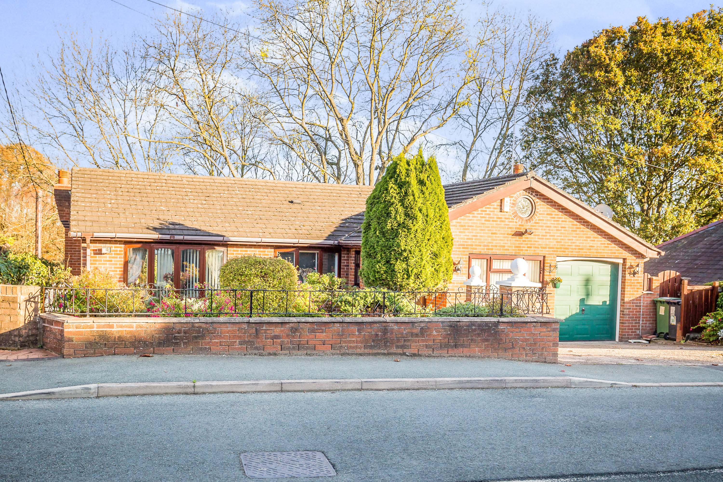 4 bedroom detached house for sale in Wrexham Road, Wrexham, LL11 6HT