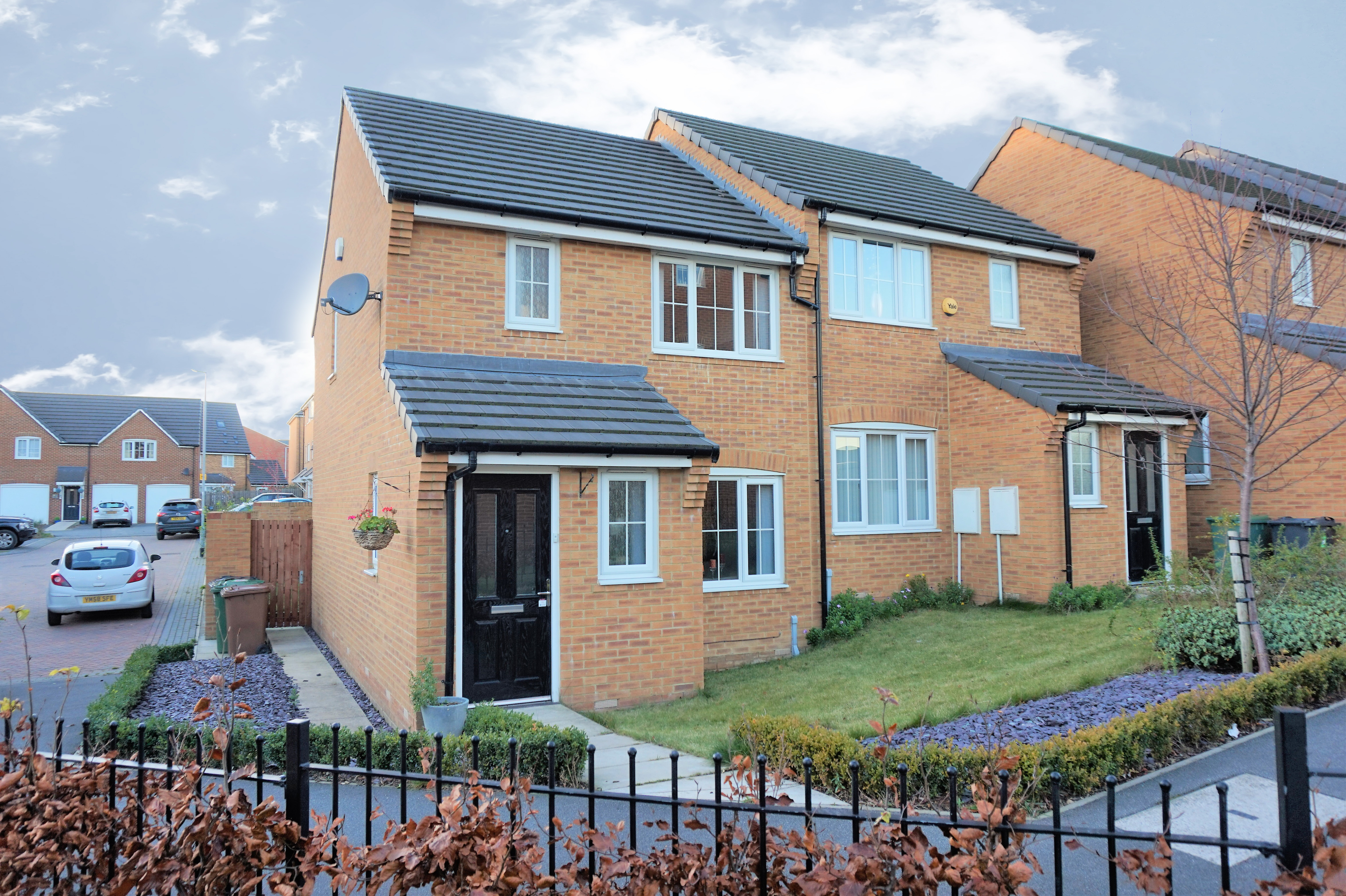 3 bedroom semi-detached house for sale in Dalby Way, Leeds, LS10 4FS