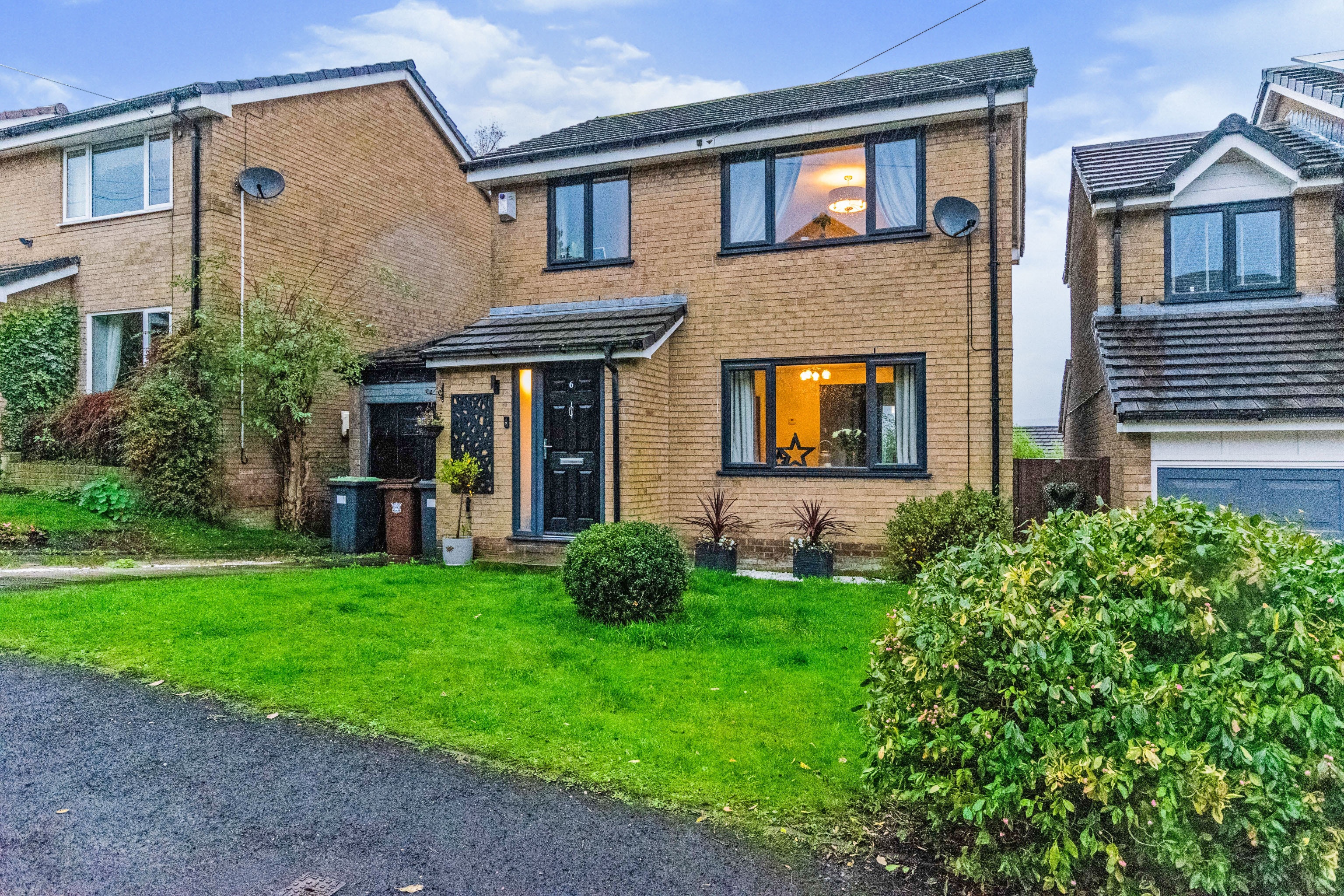 3 bedroom detached house for sale in Meadow Rise, Glossop, SK13 6UT