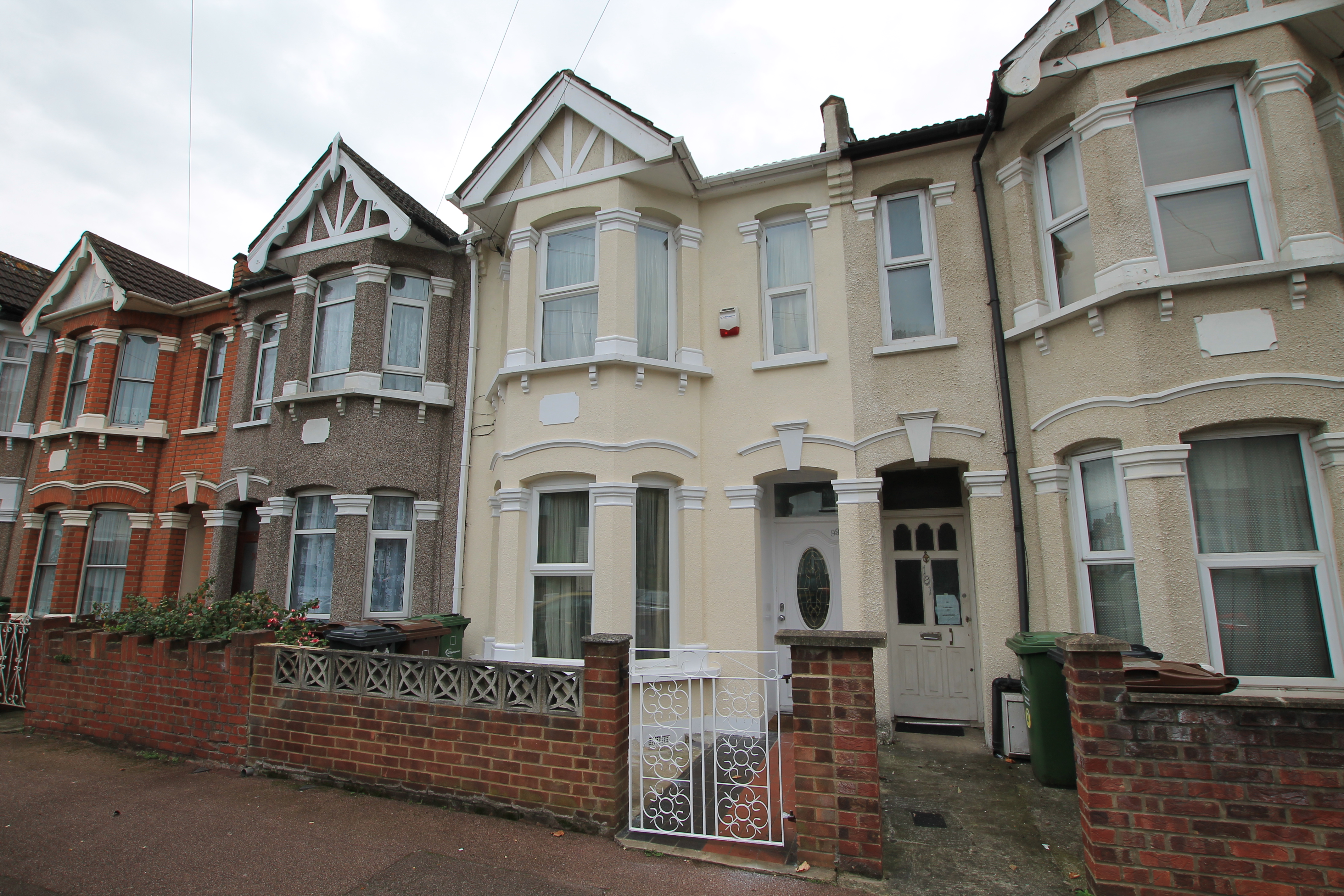 3 bedroom terraced house for sale in Park Avenue, Barking, IG11 8QX